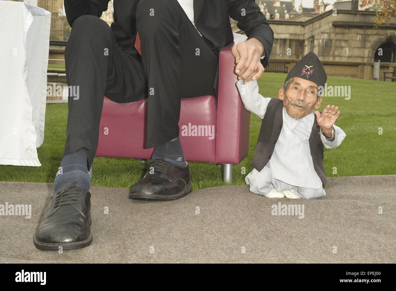 The shortest man ever Chandra Bahadur Dangi 54.6com - 21.5 inches) and ...