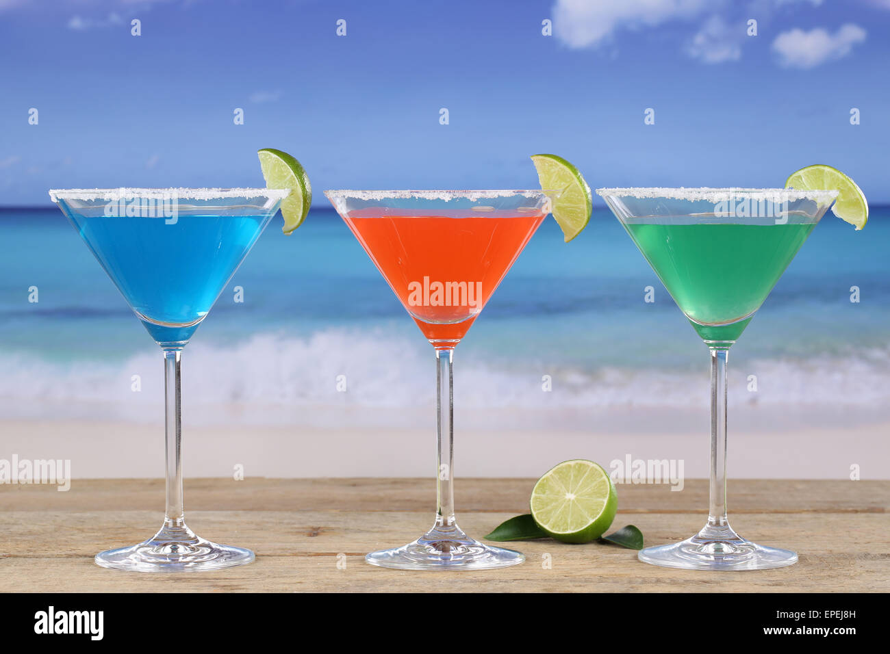 Martini Cocktails am Strand im Urlaub Stock Photo - Alamy