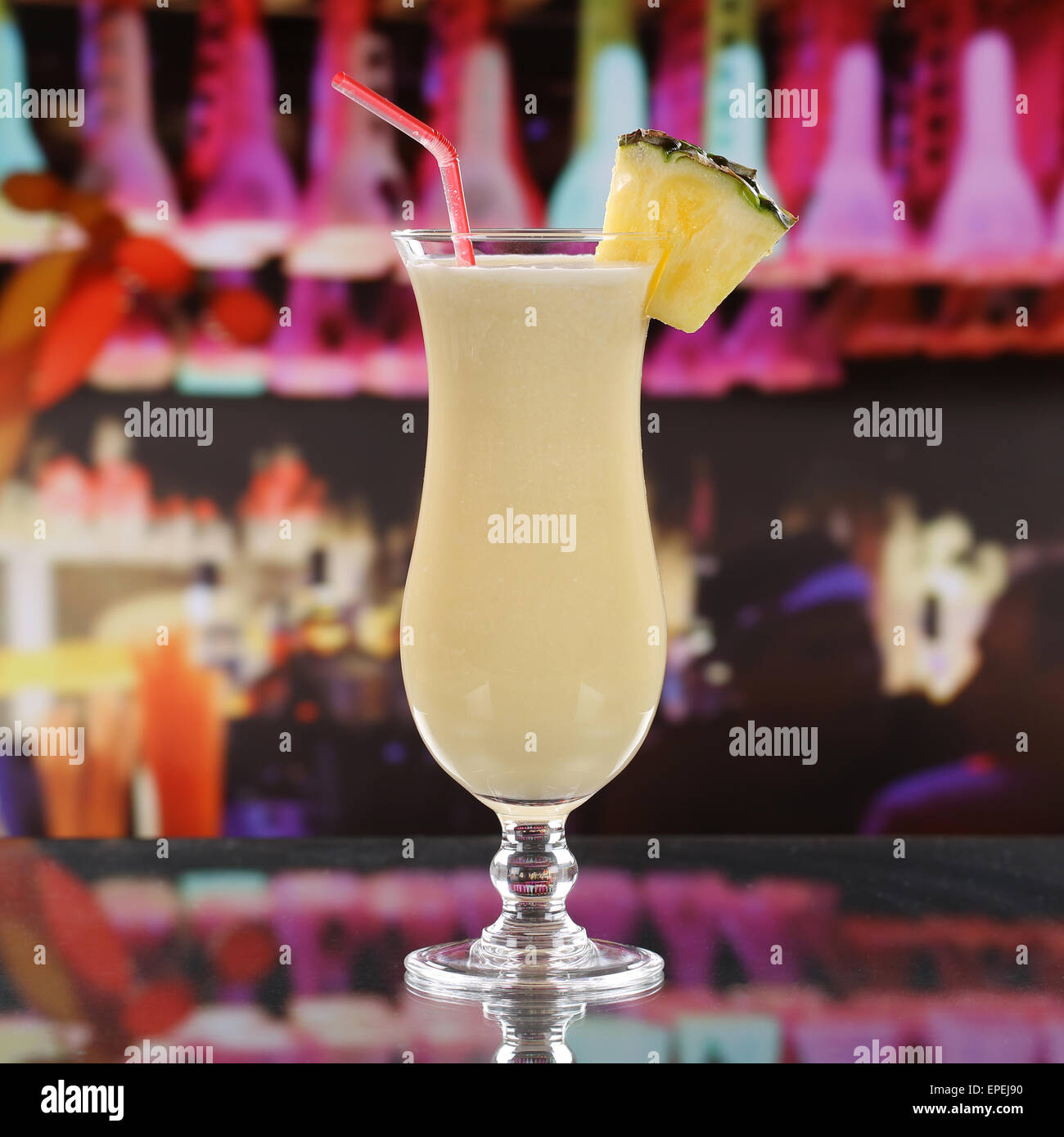 Pina Colada Cocktail in einer Bar auf dem Tresen Stock Photo - Alamy