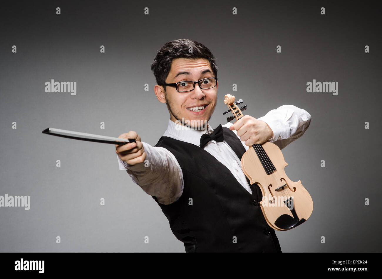 Funny violin player fiddle hi-res stock photography and images - Alamy