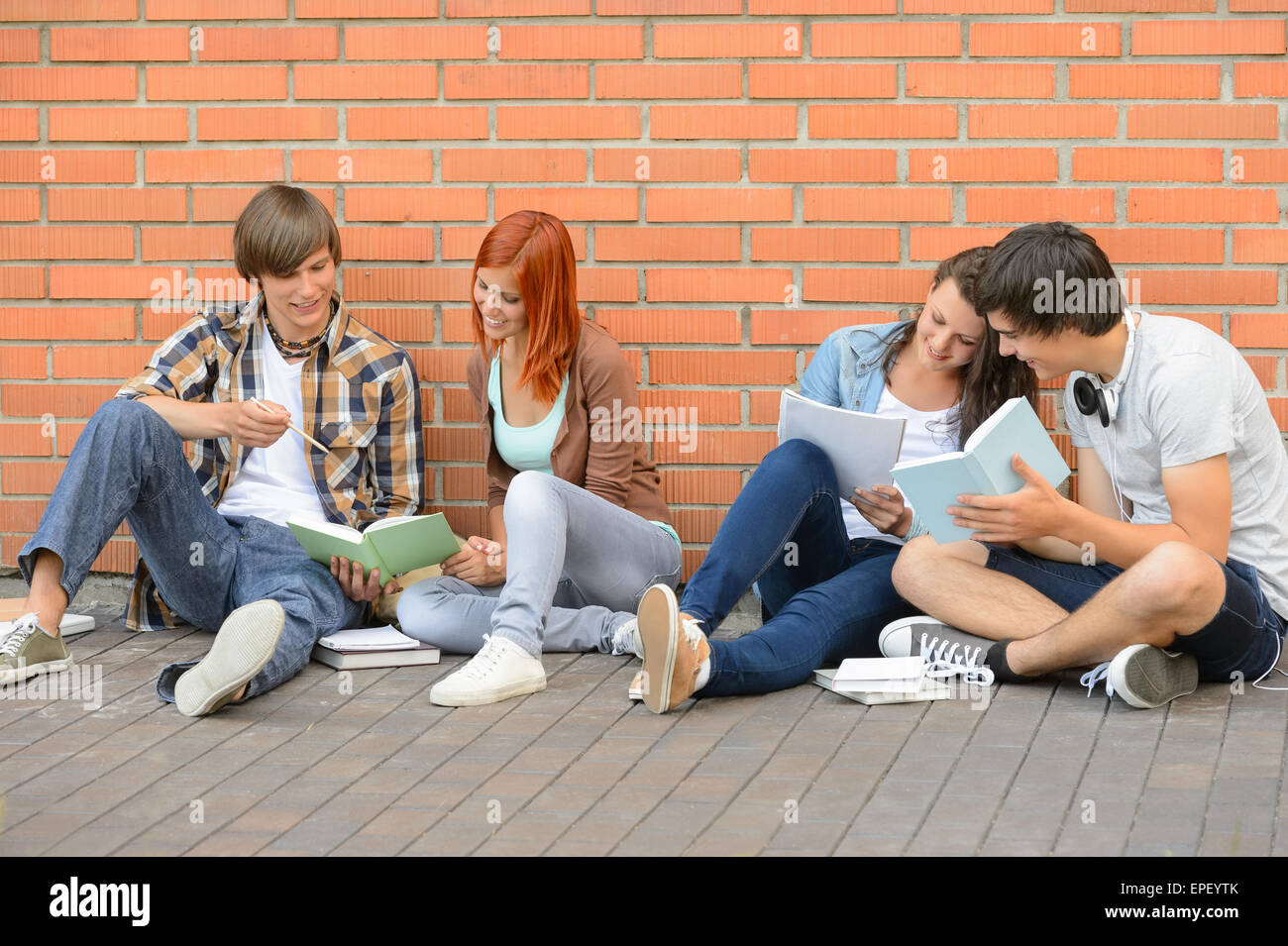Group of students with books hanging out Stock Photo - Alamy