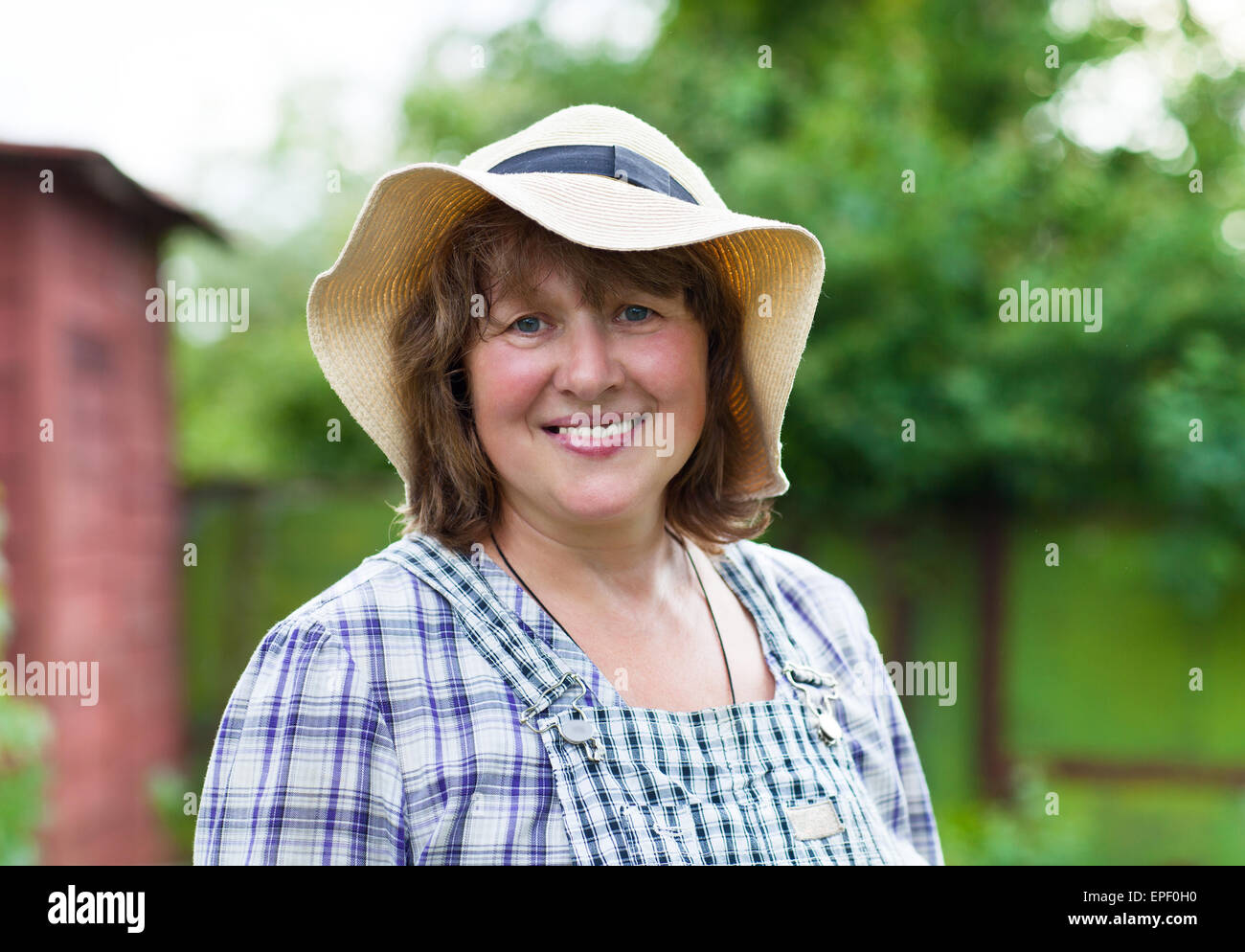 Old farmer woman hoe hi-res stock photography and images - Alamy
