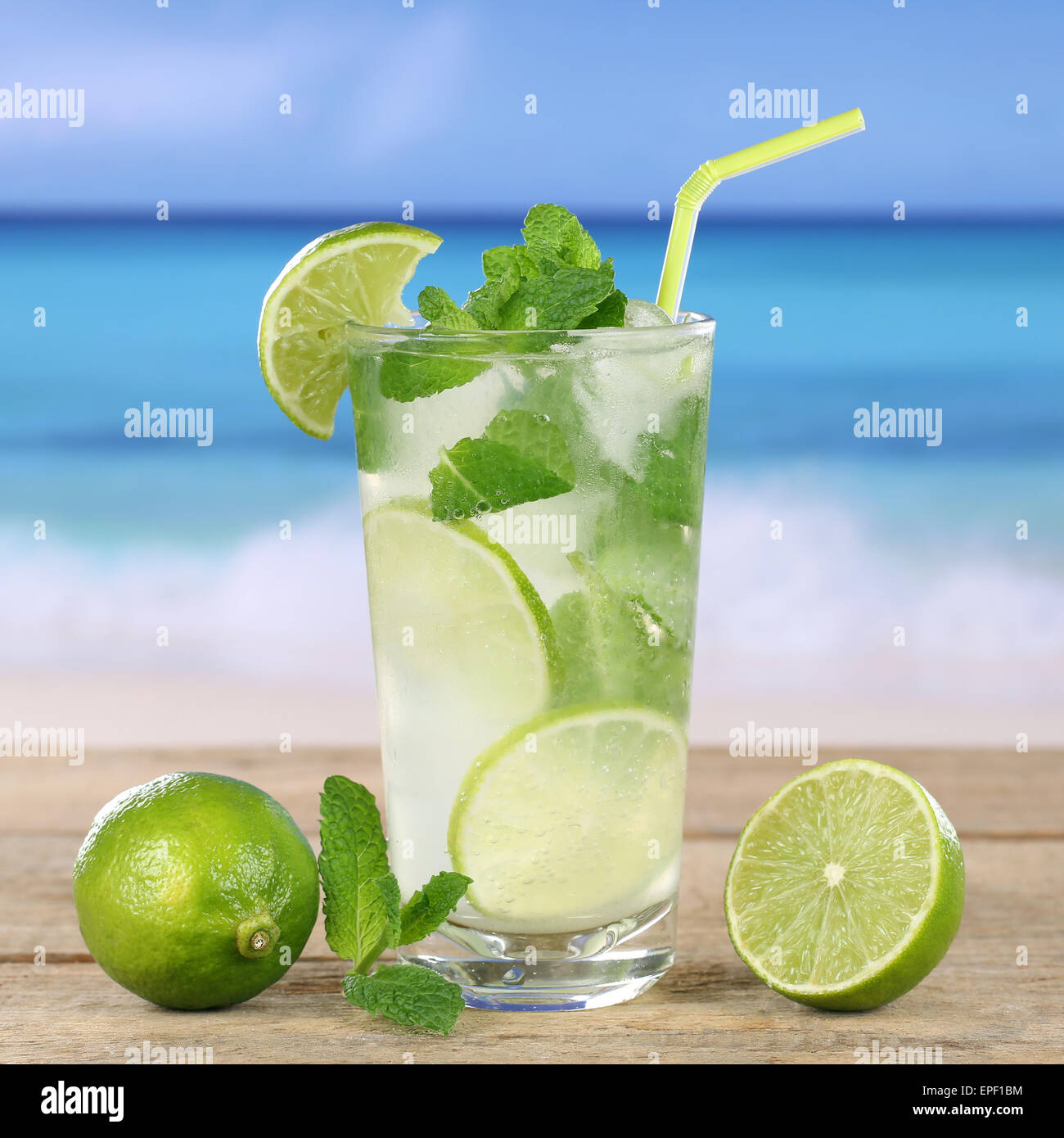 Mojito oder Caipirinha Cocktail am Strand Stock Photo - Alamy