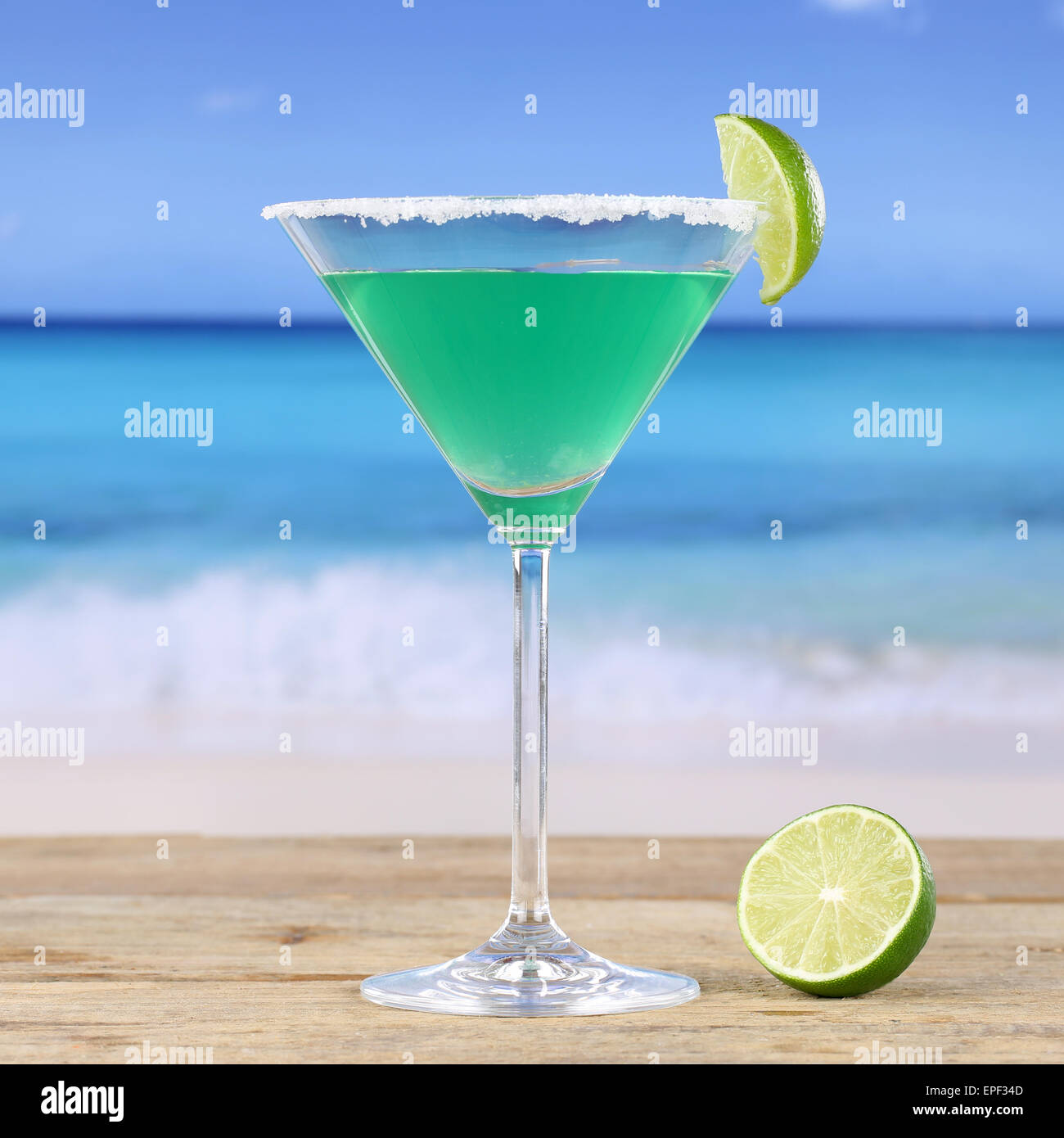 Gr├╝ner Martini Cocktail Drink am Strand Stock Photo - Alamy