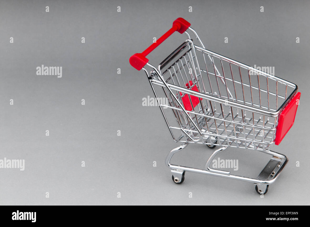 Shopping cart on seamless background Stock Photo - Alamy