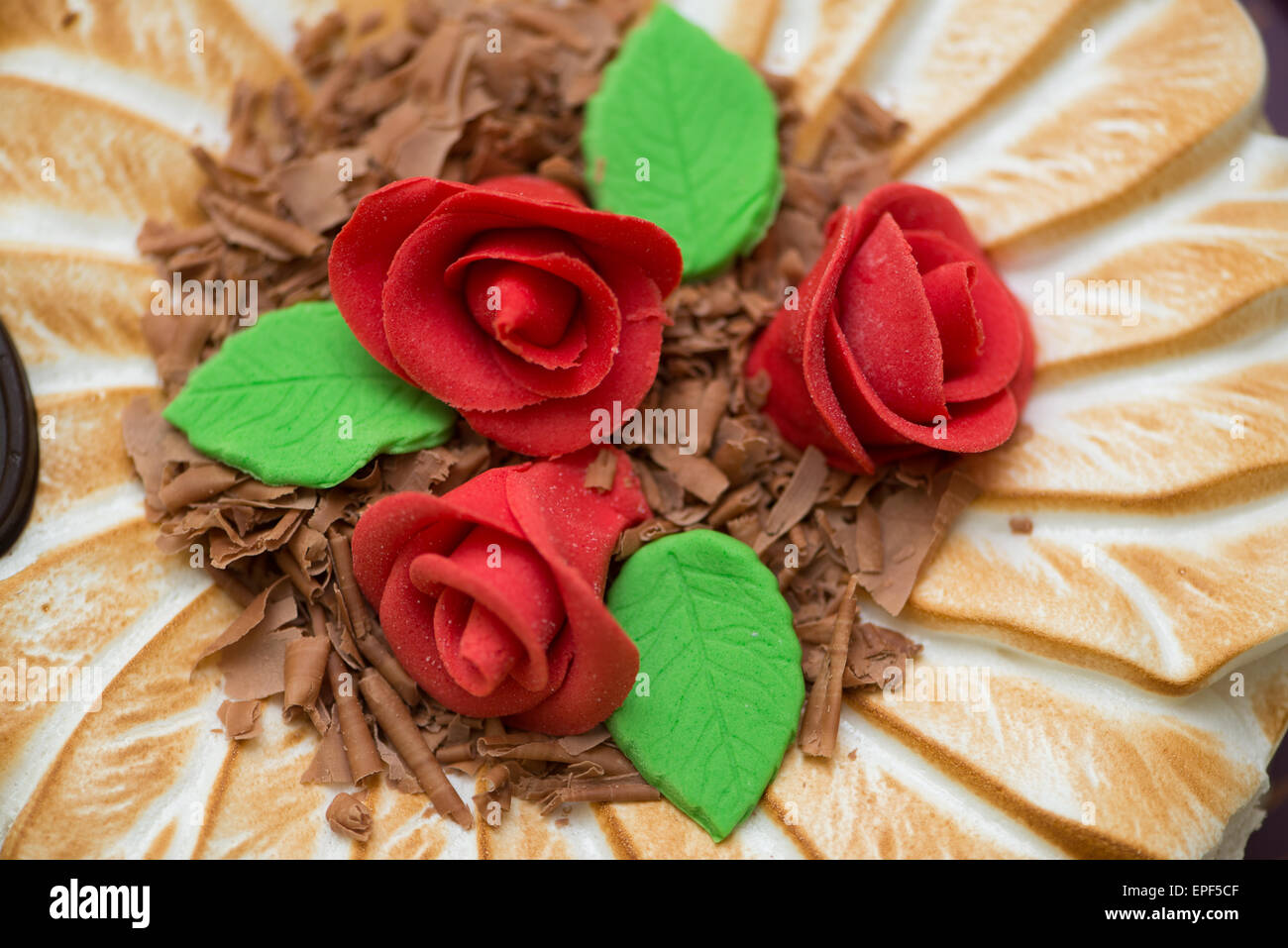 Topping of cake with cream Stock Photo - Alamy