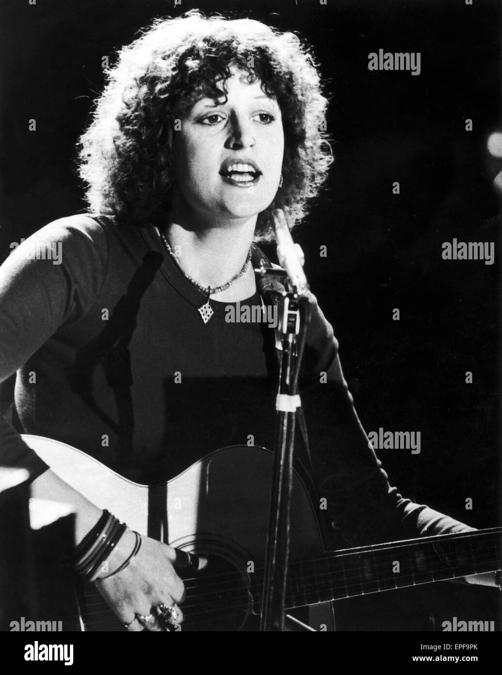 Barbara Dickson, pictured here on stage with Guitar Stock Photo - Alamy
