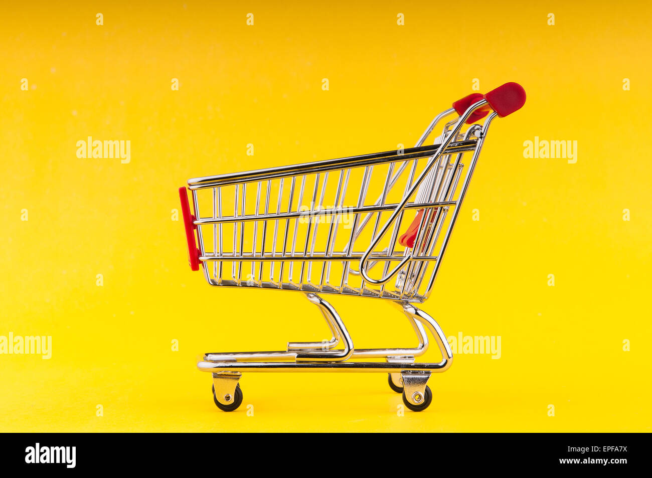 Shopping cart on seamless background Stock Photo - Alamy