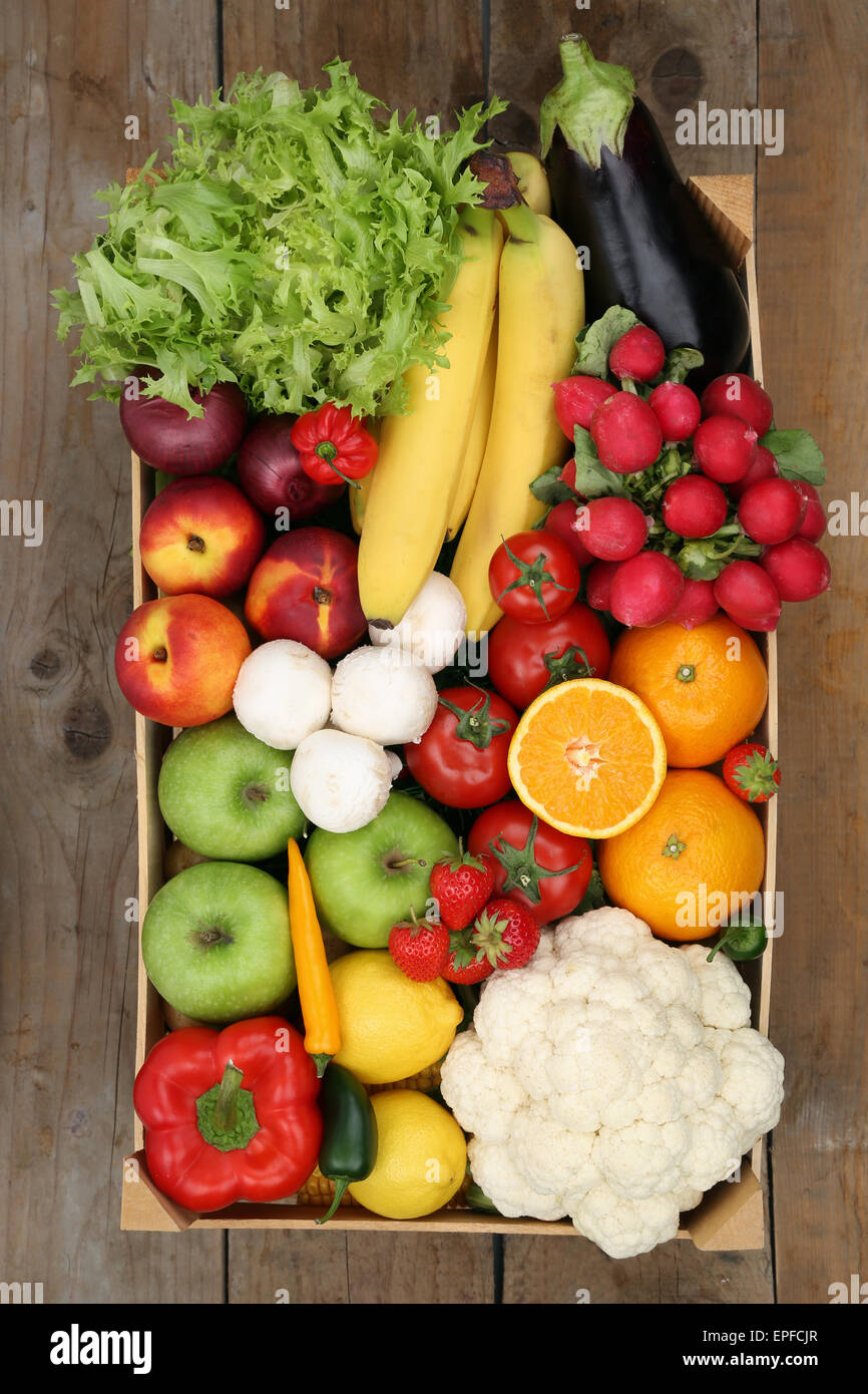 Einkauf auf dem Markt Obst und Gem├╝se in Kiste von oben Stock Photo ...