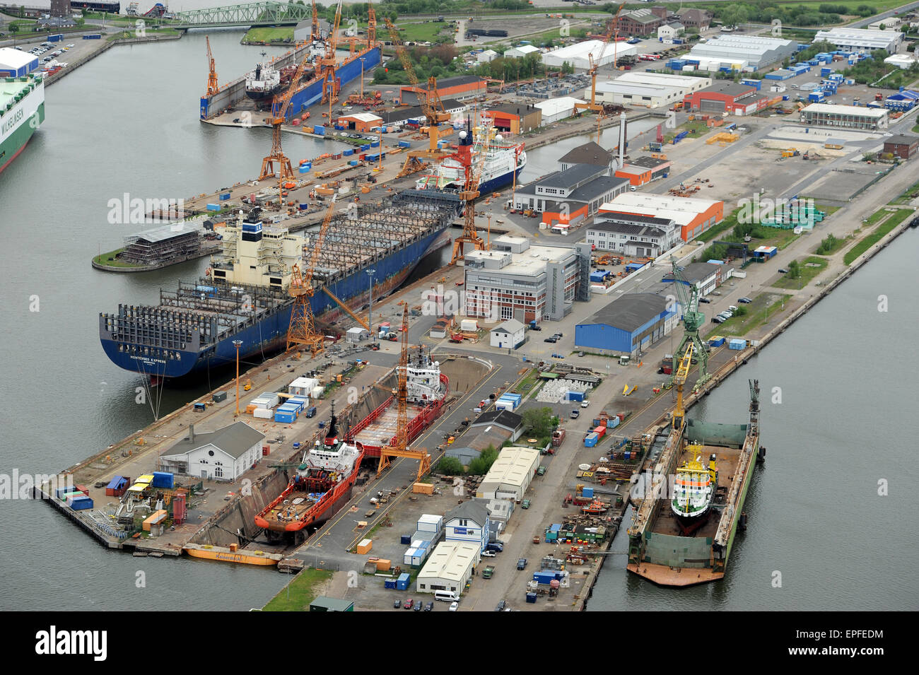 A view of the Lloyd-shipyard at the Weser estuary in Bremerhaven ...