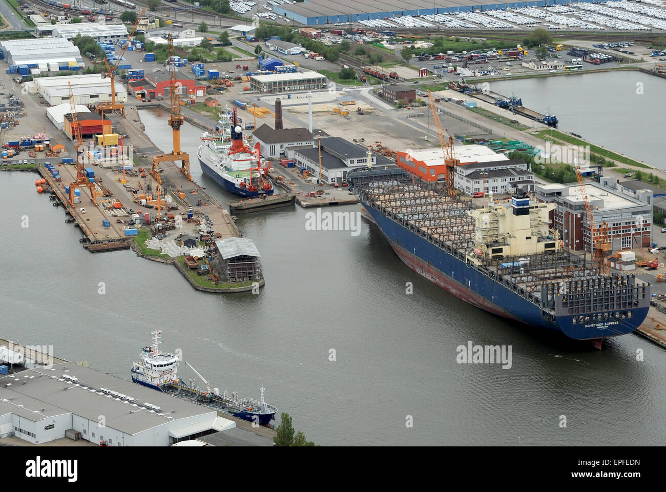 A view of the Lloyd-shipyard at the Weser estuary in Bremerhaven ...