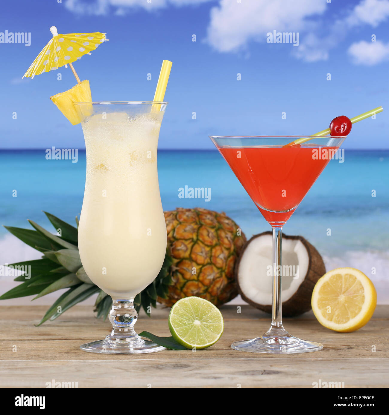 Cocktails und Alkohol Getr├ñnke am Strand und Meer Stock Photo - Alamy