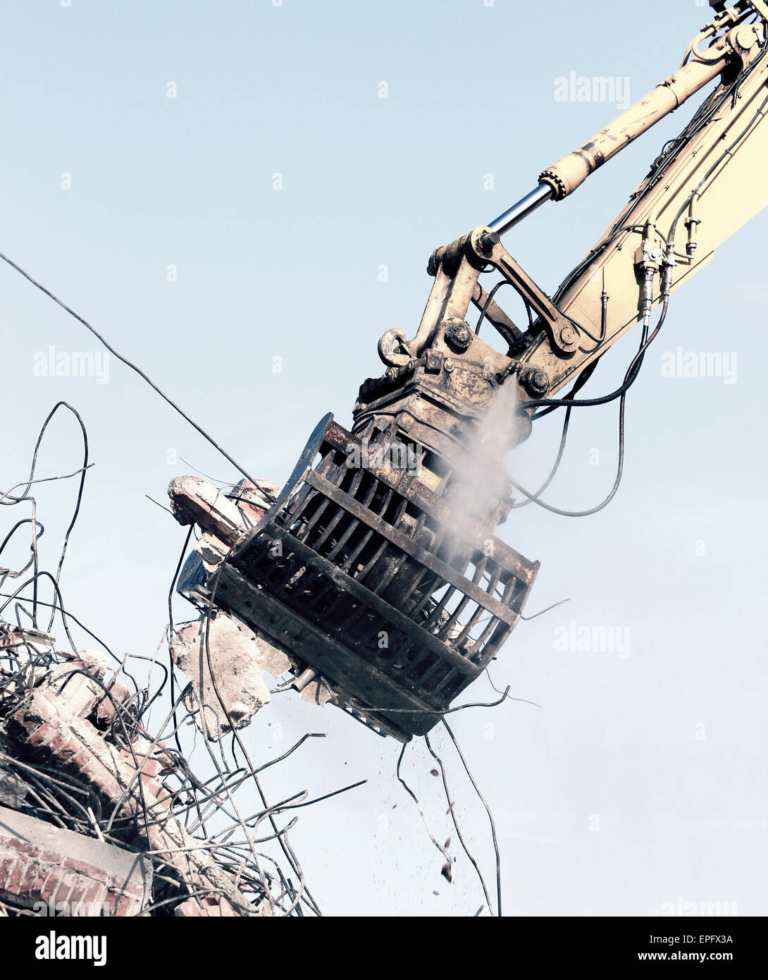 Crane demolishing building hi-res stock photography and images - Alamy