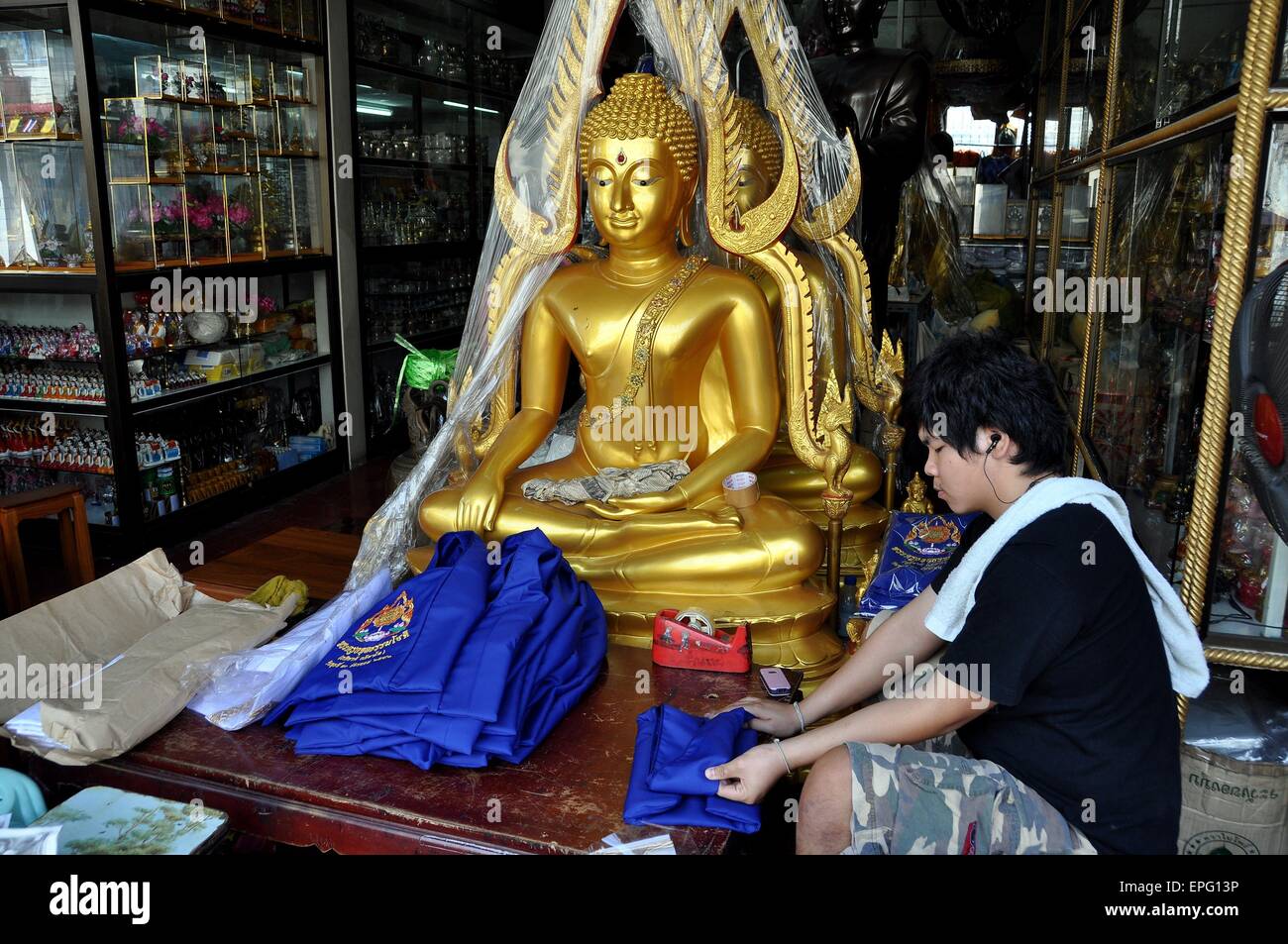 Man in blue robes hi-res stock photography and images - Alamy