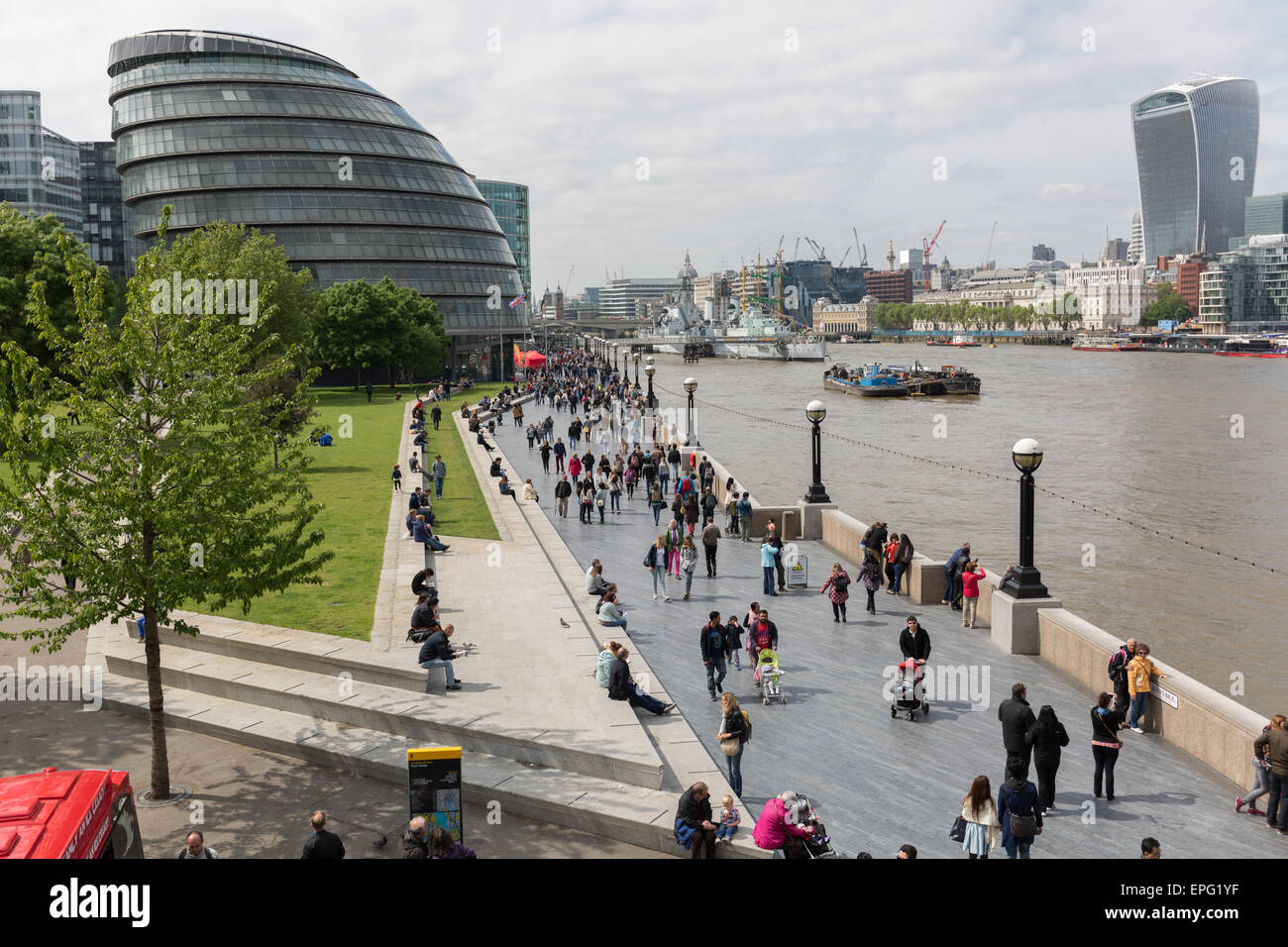 The Queen's Walk, southbank of the Thames Stock Photo - Alamy