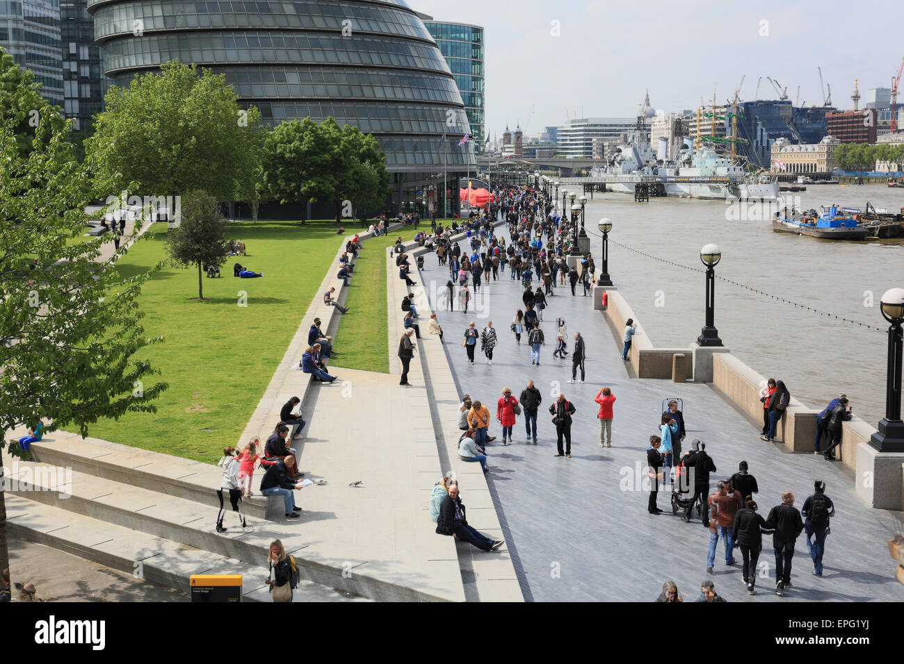 The Queen's Walk, southbank of the Thames Stock Photo - Alamy