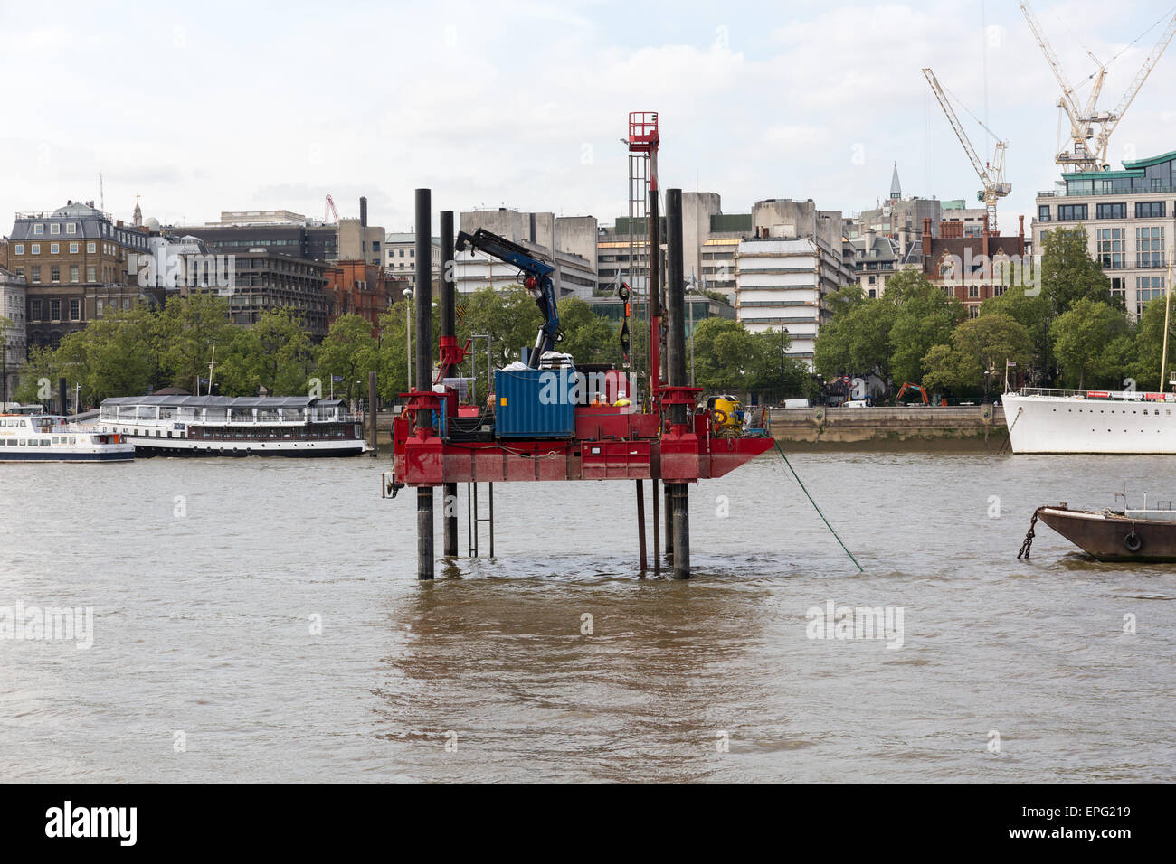 Rig thames hi-res stock photography and images - Alamy