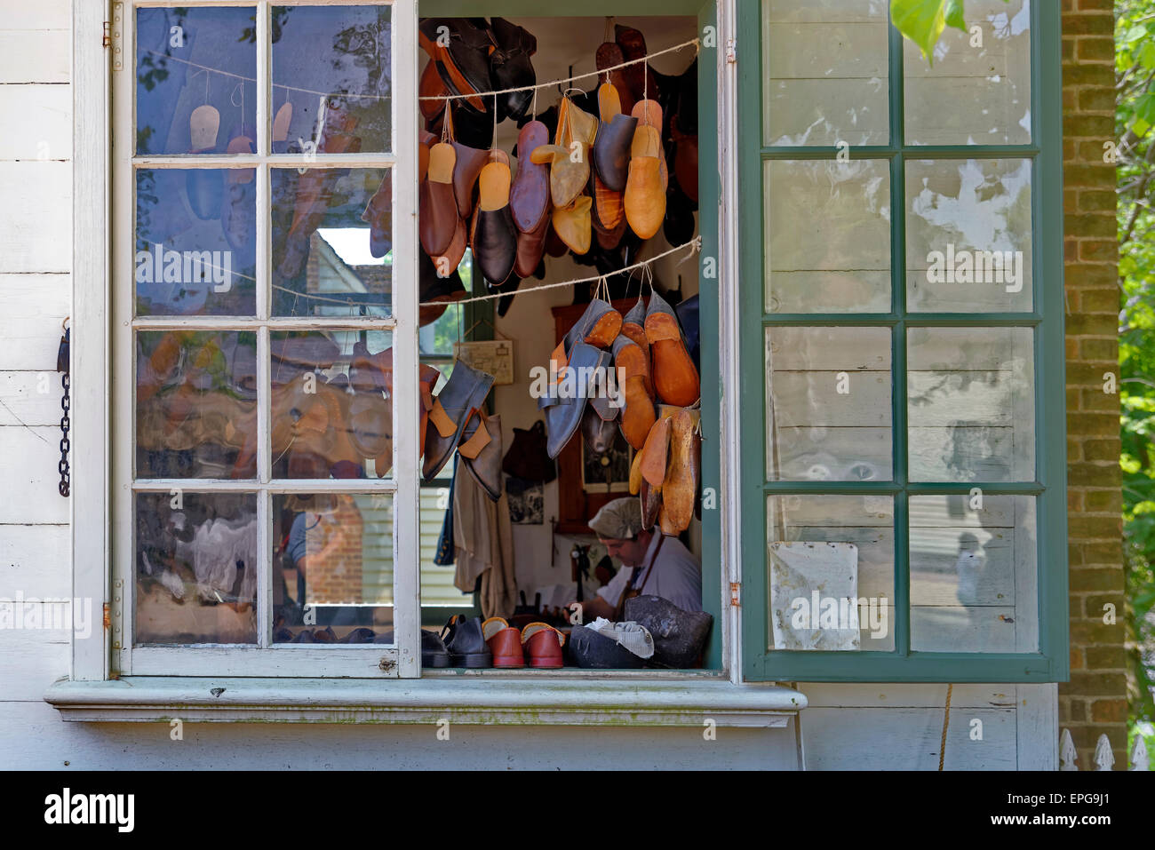 Old fashioned shoe shop hi-res stock photography and images - Alamy