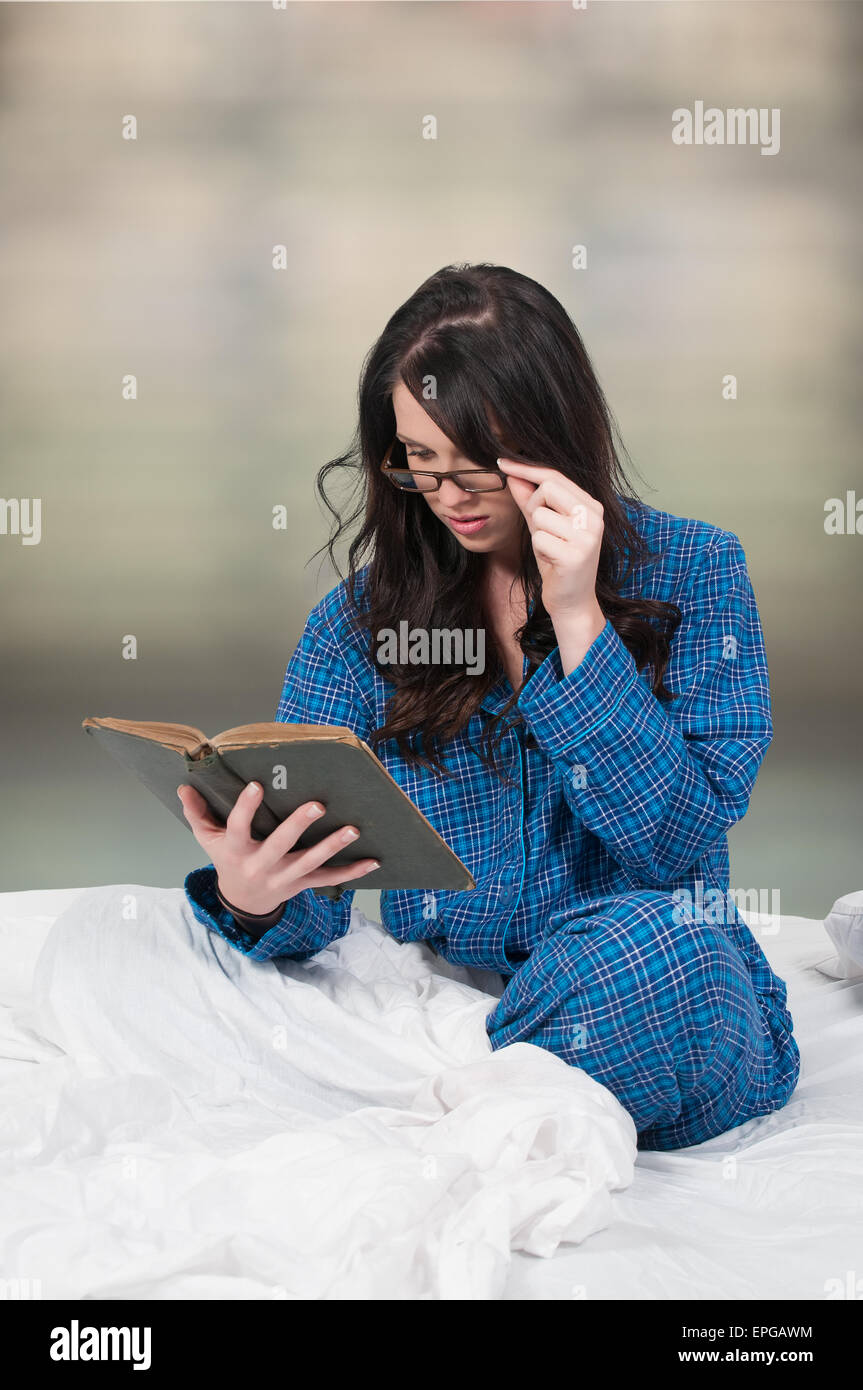 Reading in bed hi-res stock photography and images - Alamy