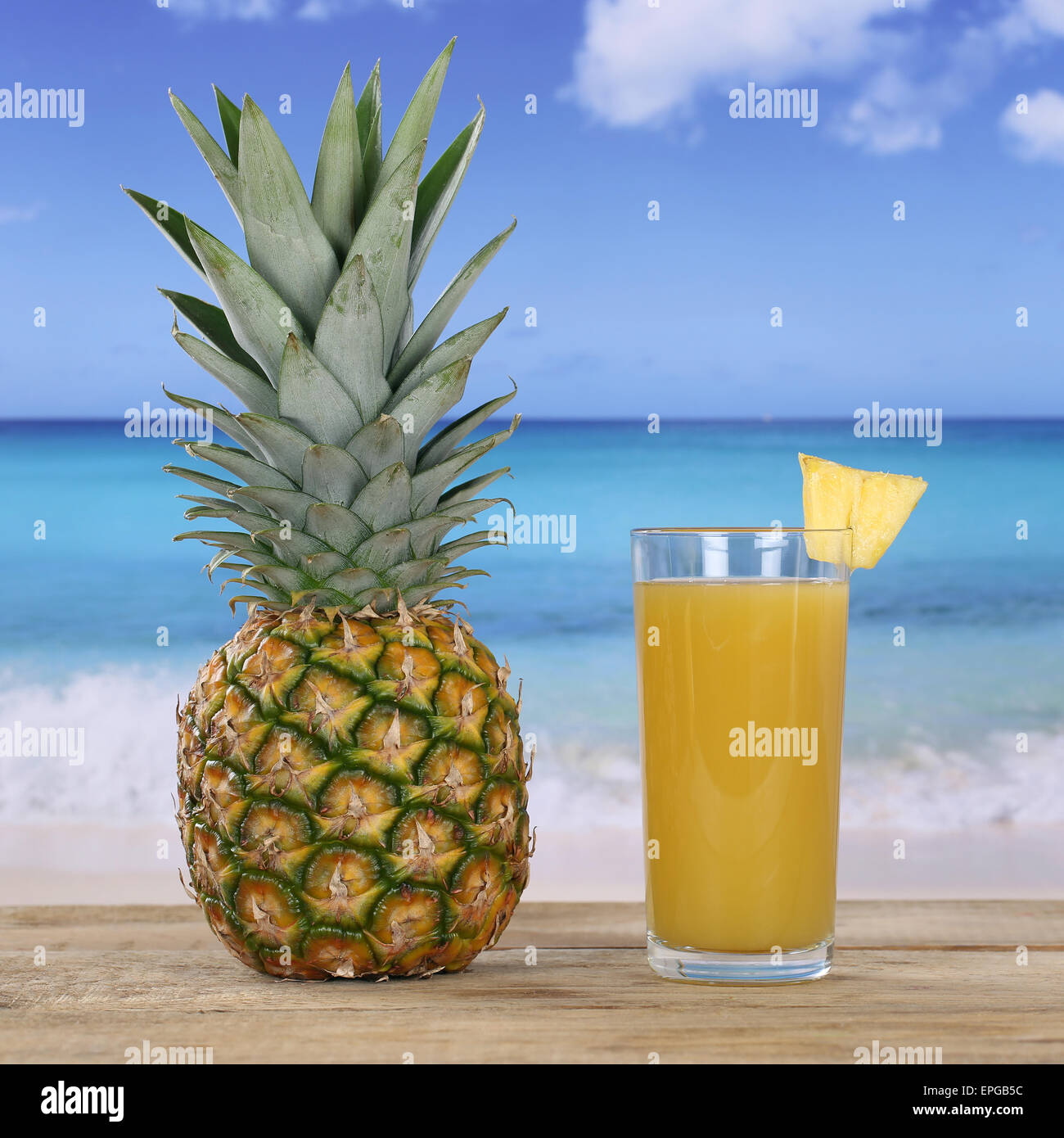 Ananas Frucht und Saft Getr├ñnk Stock Photo - Alamy