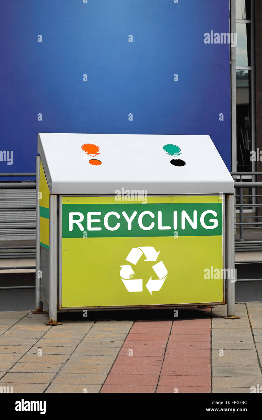 Recycling bin sorting collecting hi-res stock photography and images ...
