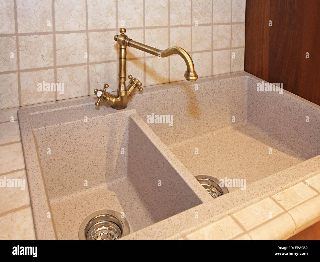 Double kitchen sink hi-res stock photography and images - Alamy
