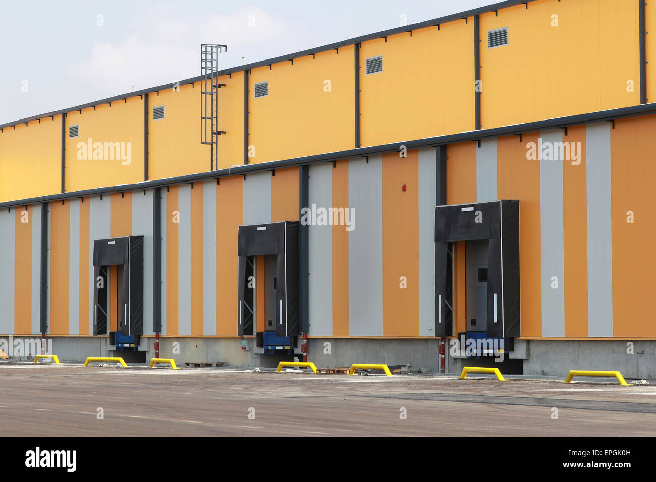 Loading dock equipment hi-res stock photography and images - Alamy