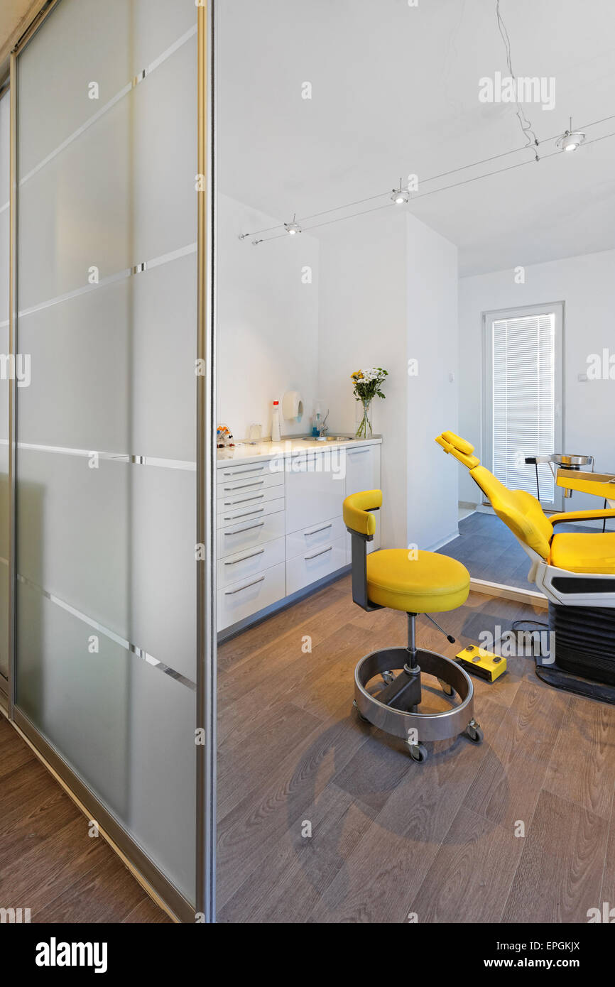 Yellow dentist hi-res stock photography and images - Alamy