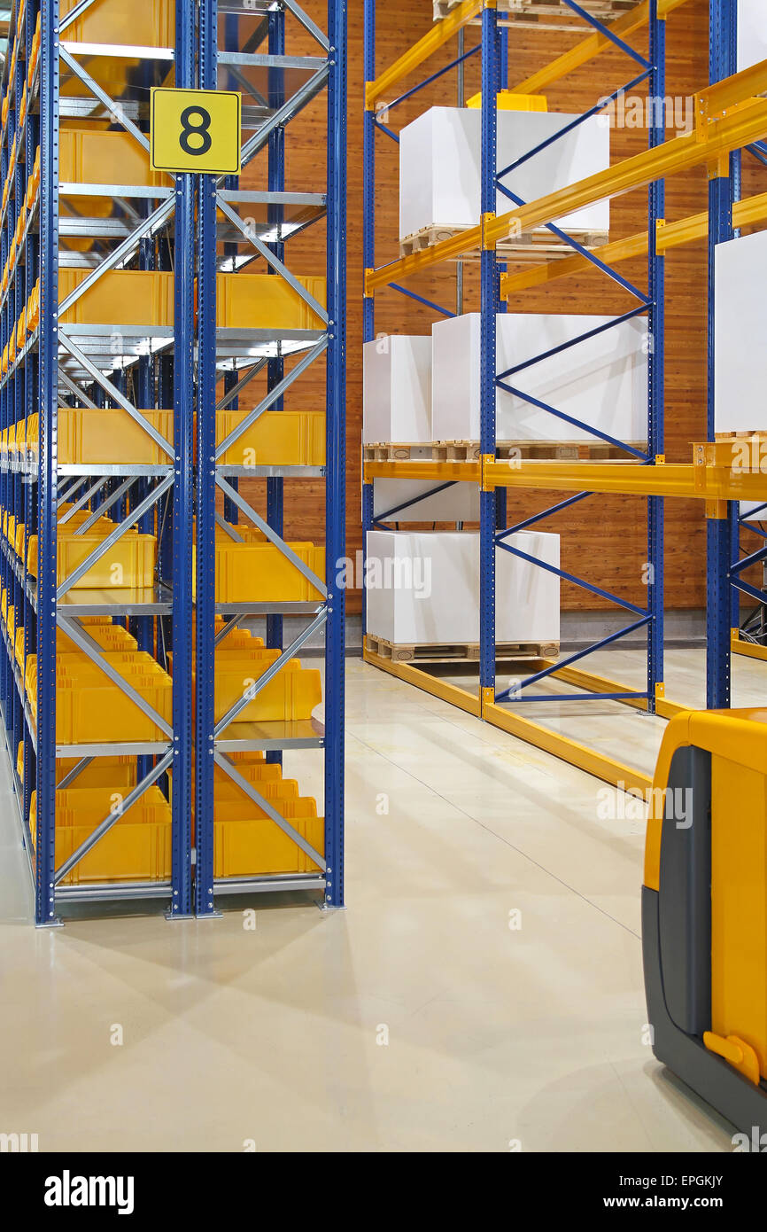 Warehouse racking hi-res stock photography and images - Alamy