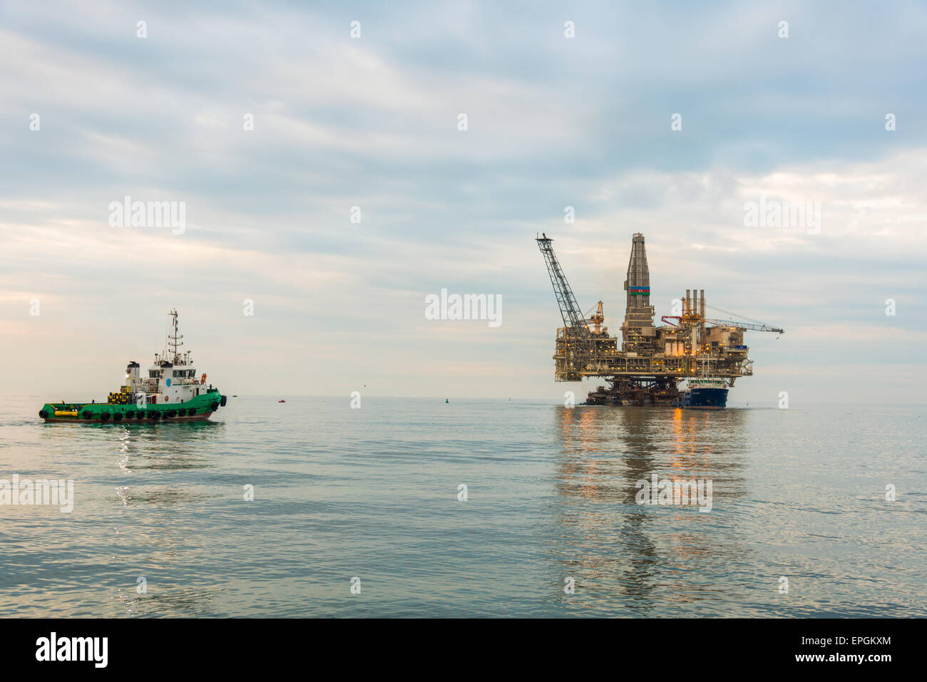 Shallow water oil platform hi-res stock photography and images - Alamy