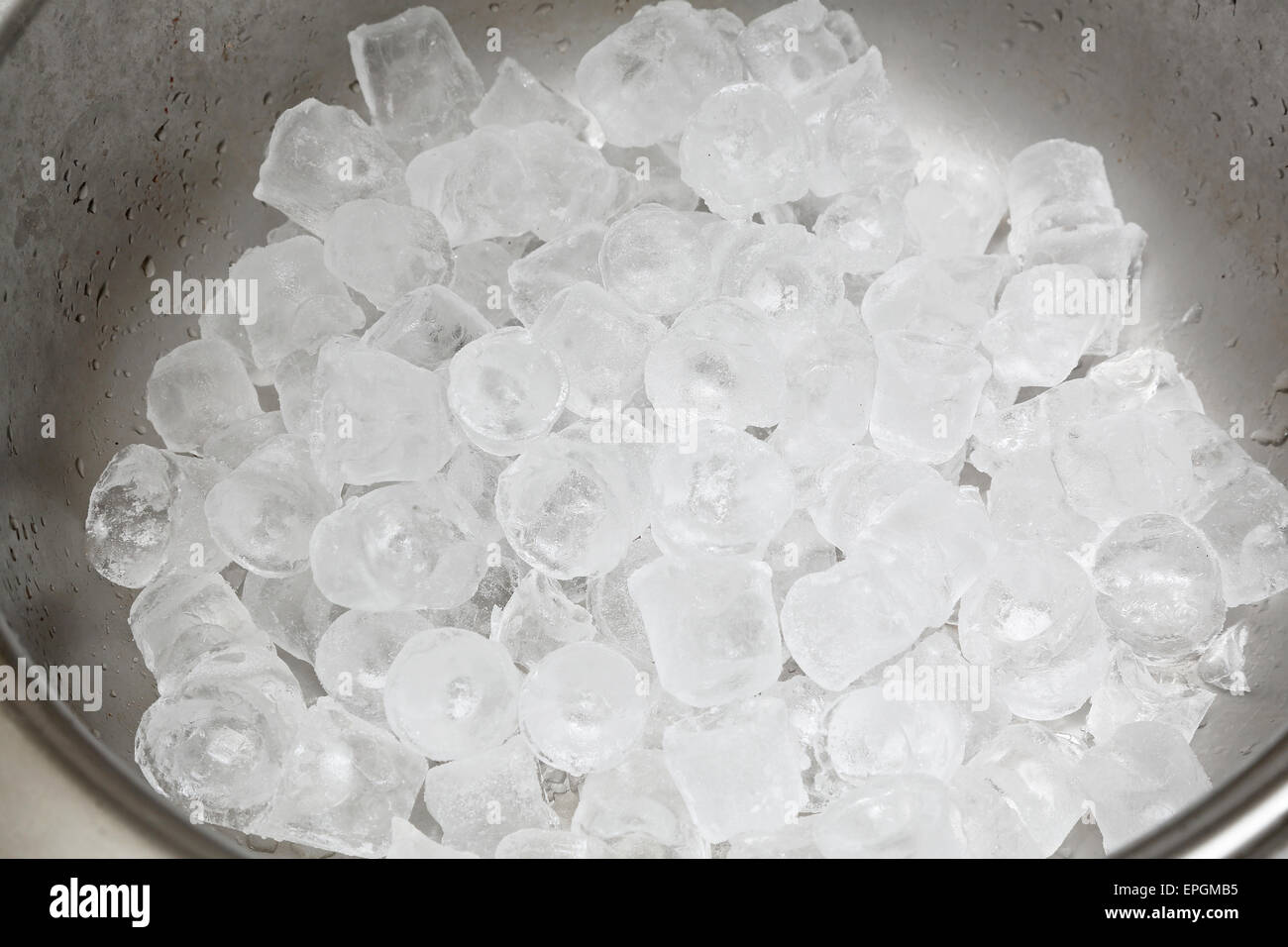 Ice bucket ice cubes hi-res stock photography and images - Alamy
