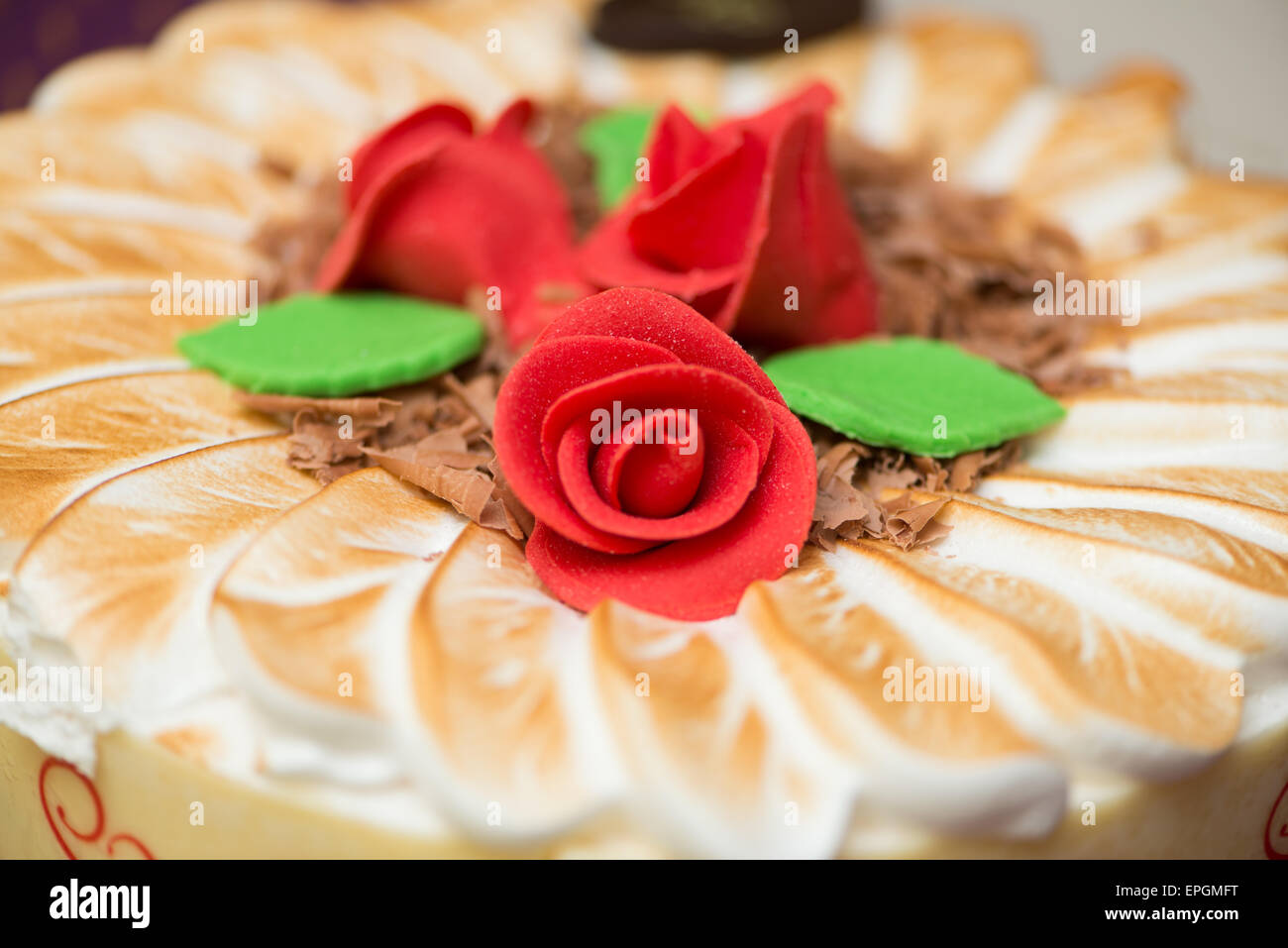 Topping of cake with cream Stock Photo - Alamy