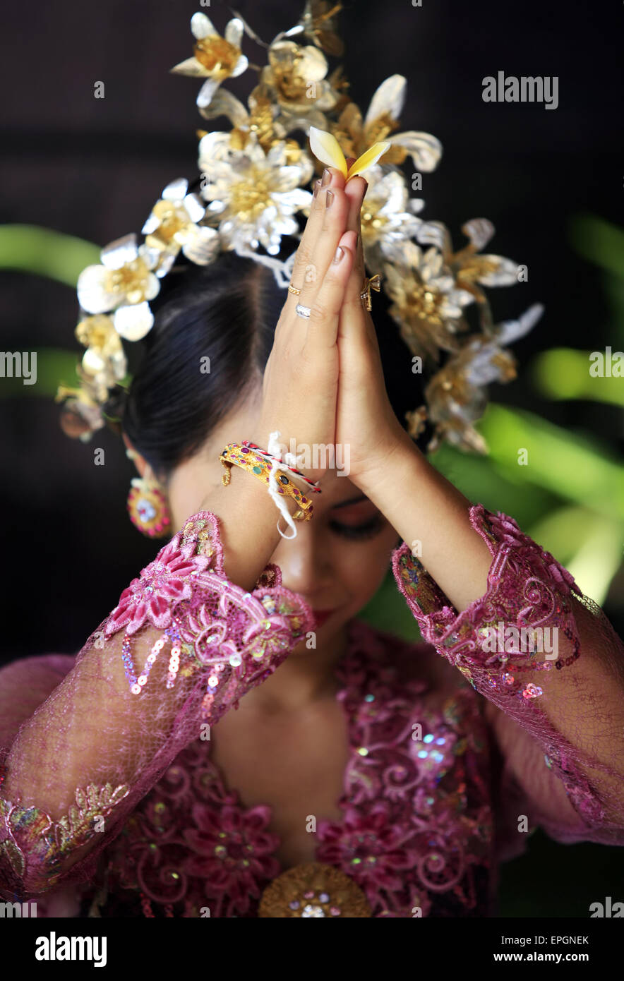Indonesian bride prays Stock Photo - Alamy