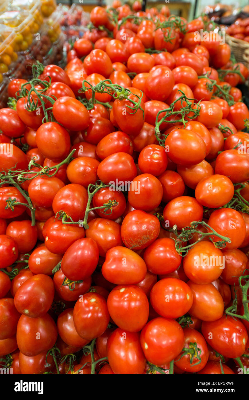 Market stall with lots of tomatoes Stock Photo - Alamy