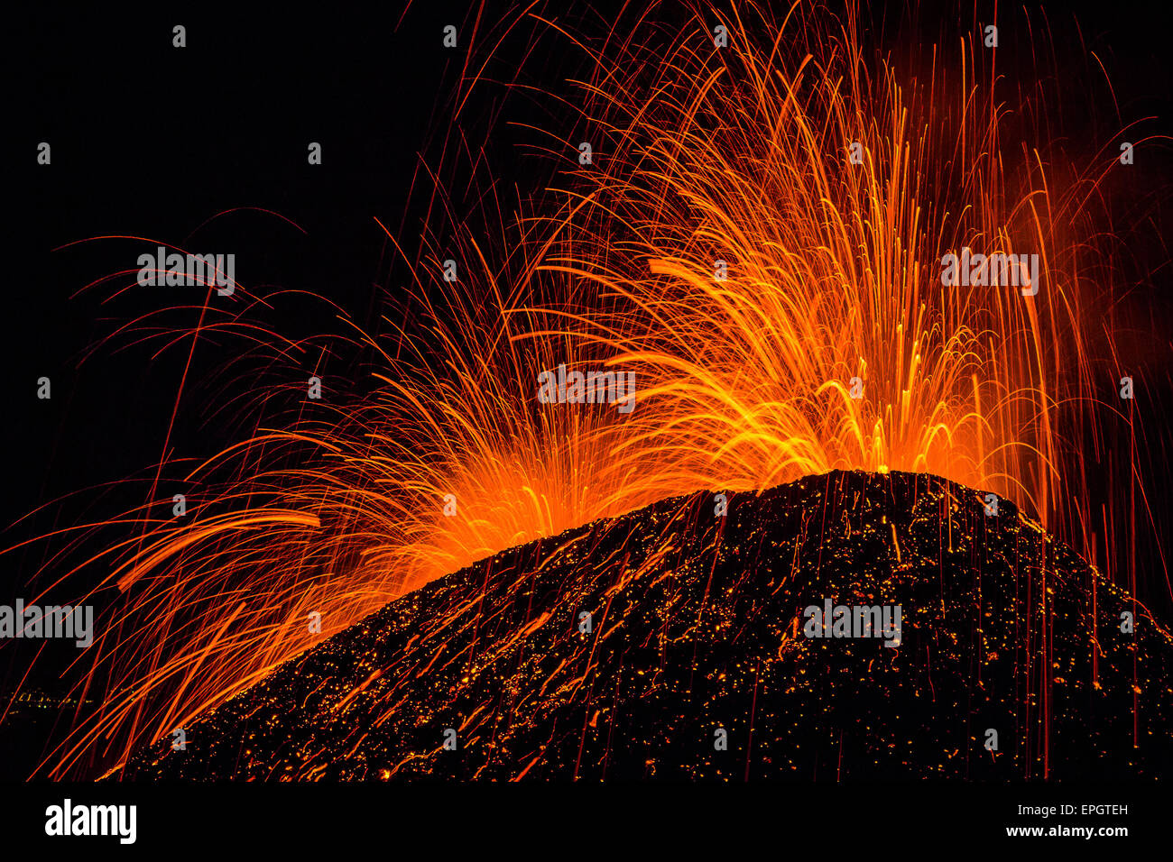 A spectacular eruption of Mount Etna, photographed from a few tens of ...