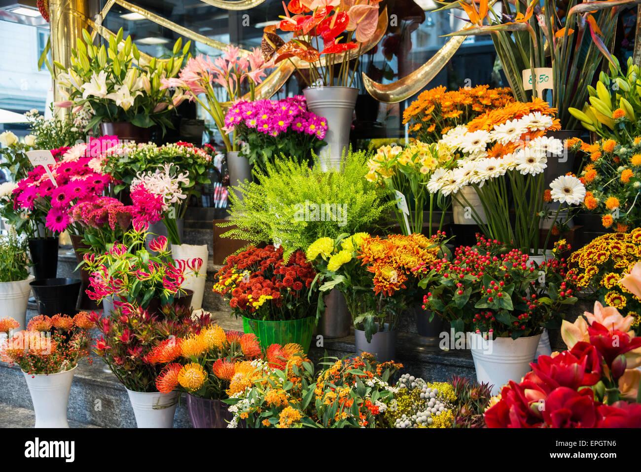 Street flower shop with colourful flowers Stock Photo - Alamy