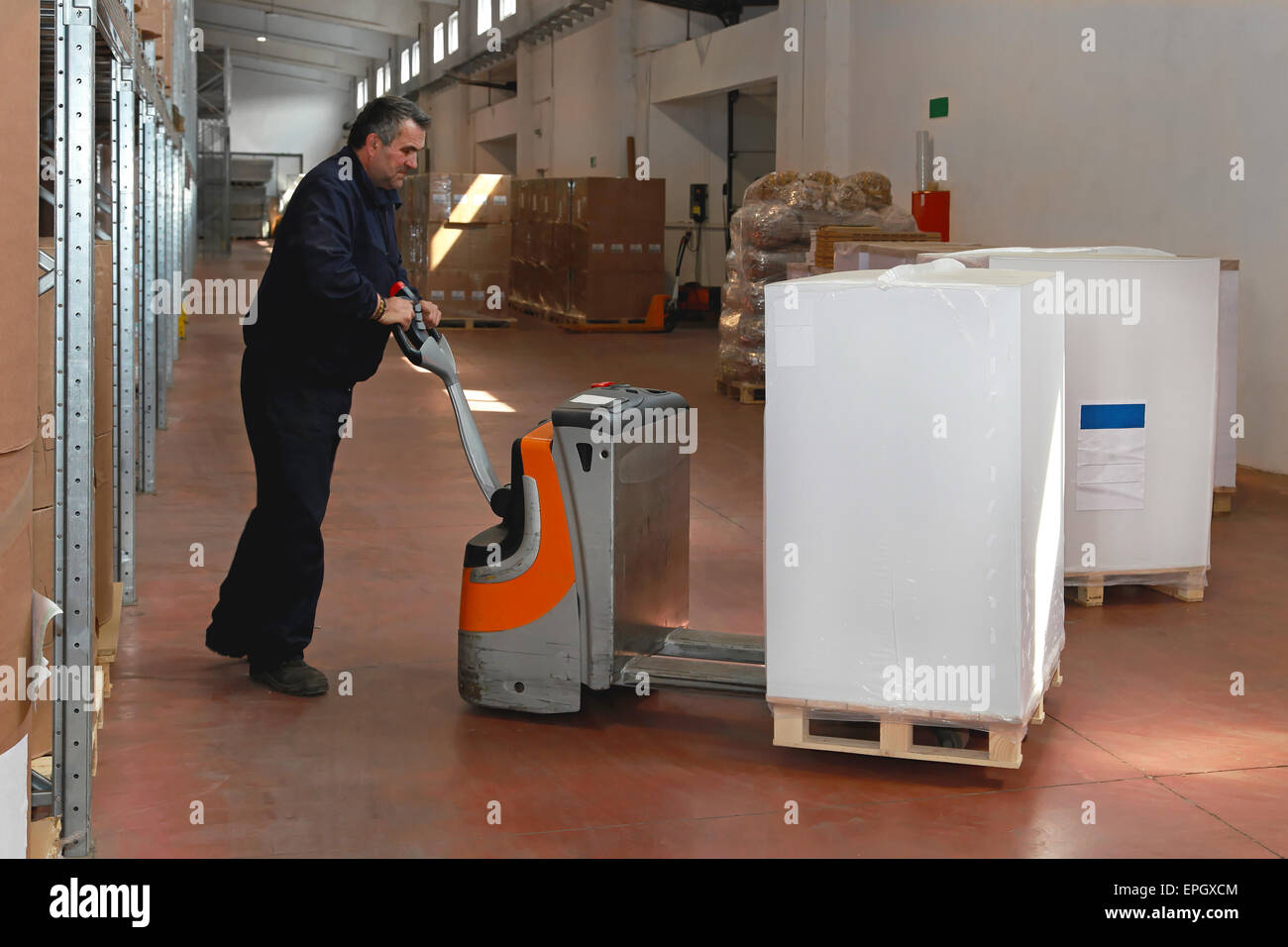 Warehouse worker hi-res stock photography and images - Alamy