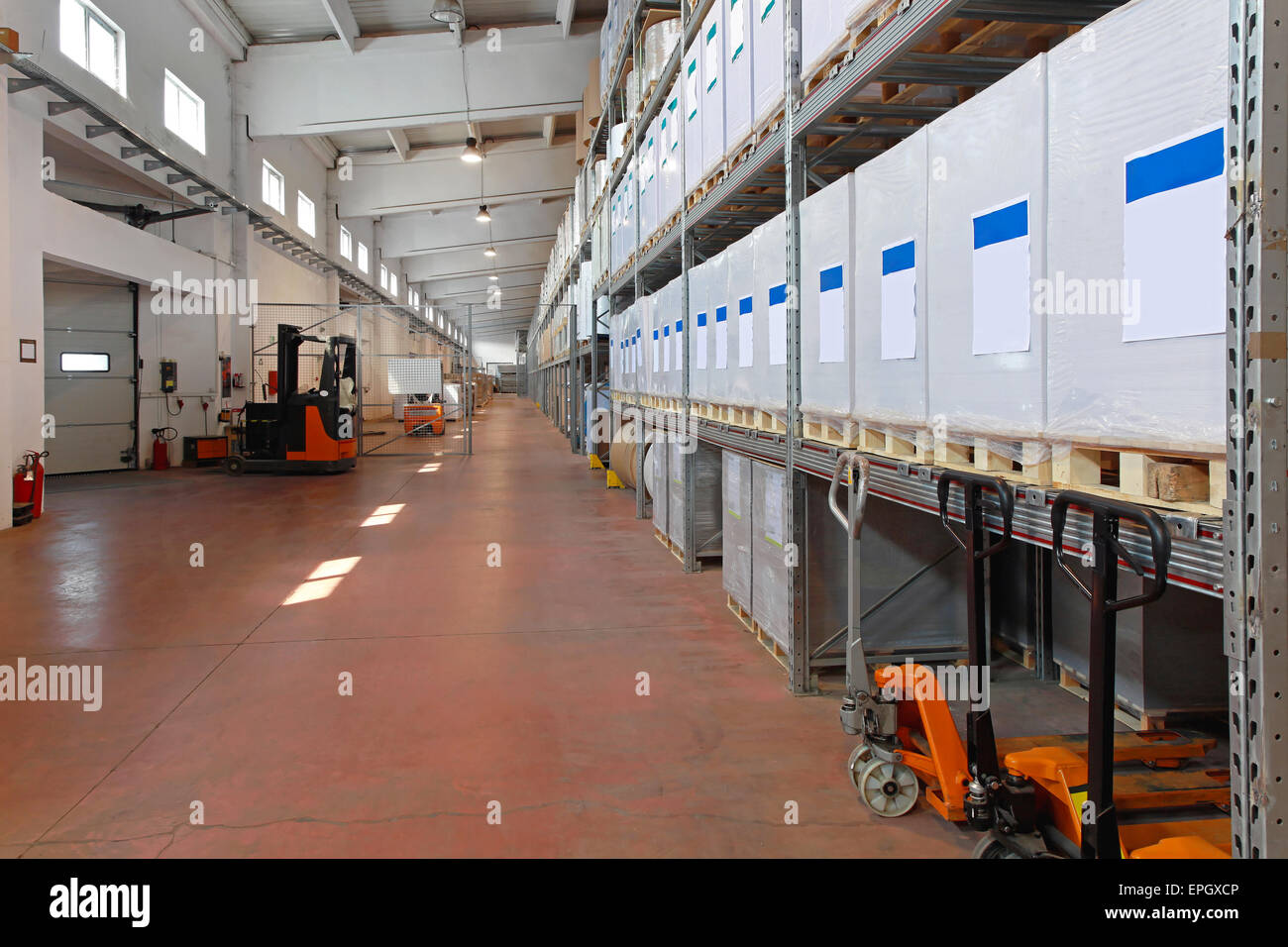 Center distribution hi-res stock photography and images - Alamy