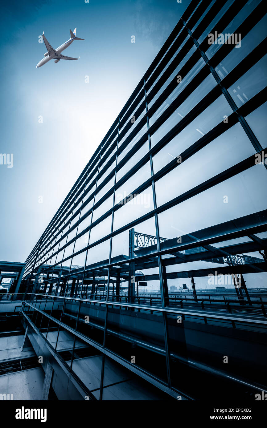 Empty airport walkway hi-res stock photography and images - Alamy