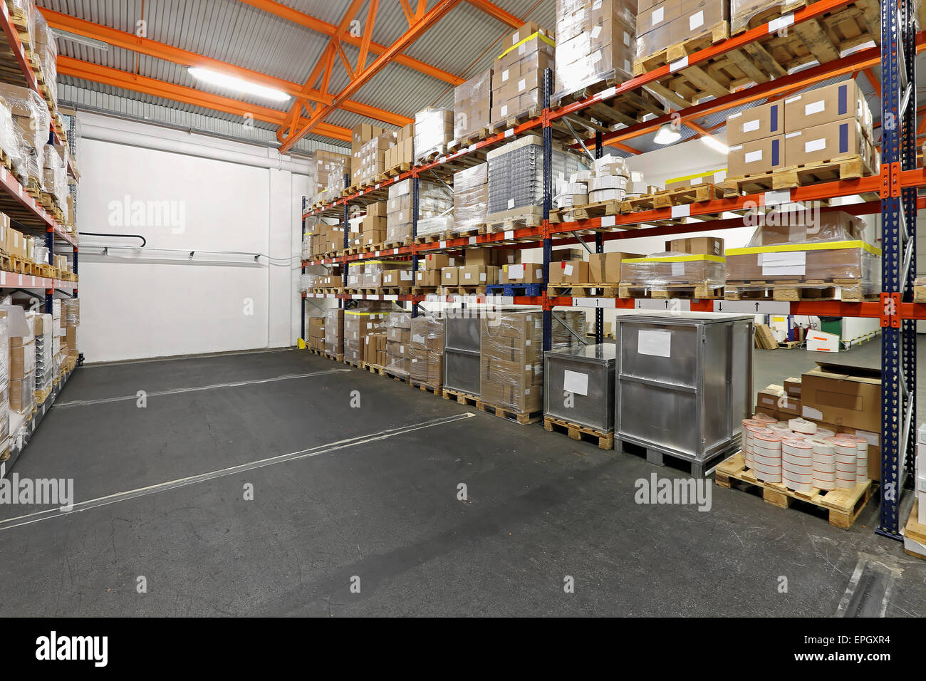 Automated distribution center hi-res stock photography and images - Alamy