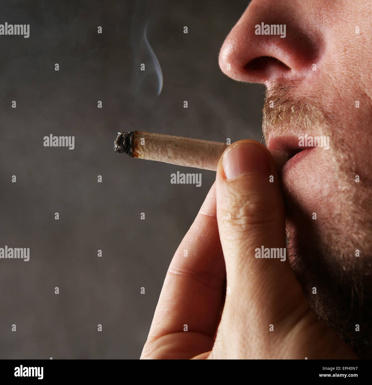 People smoking cigarettes bad hi-res stock photography and images - Alamy