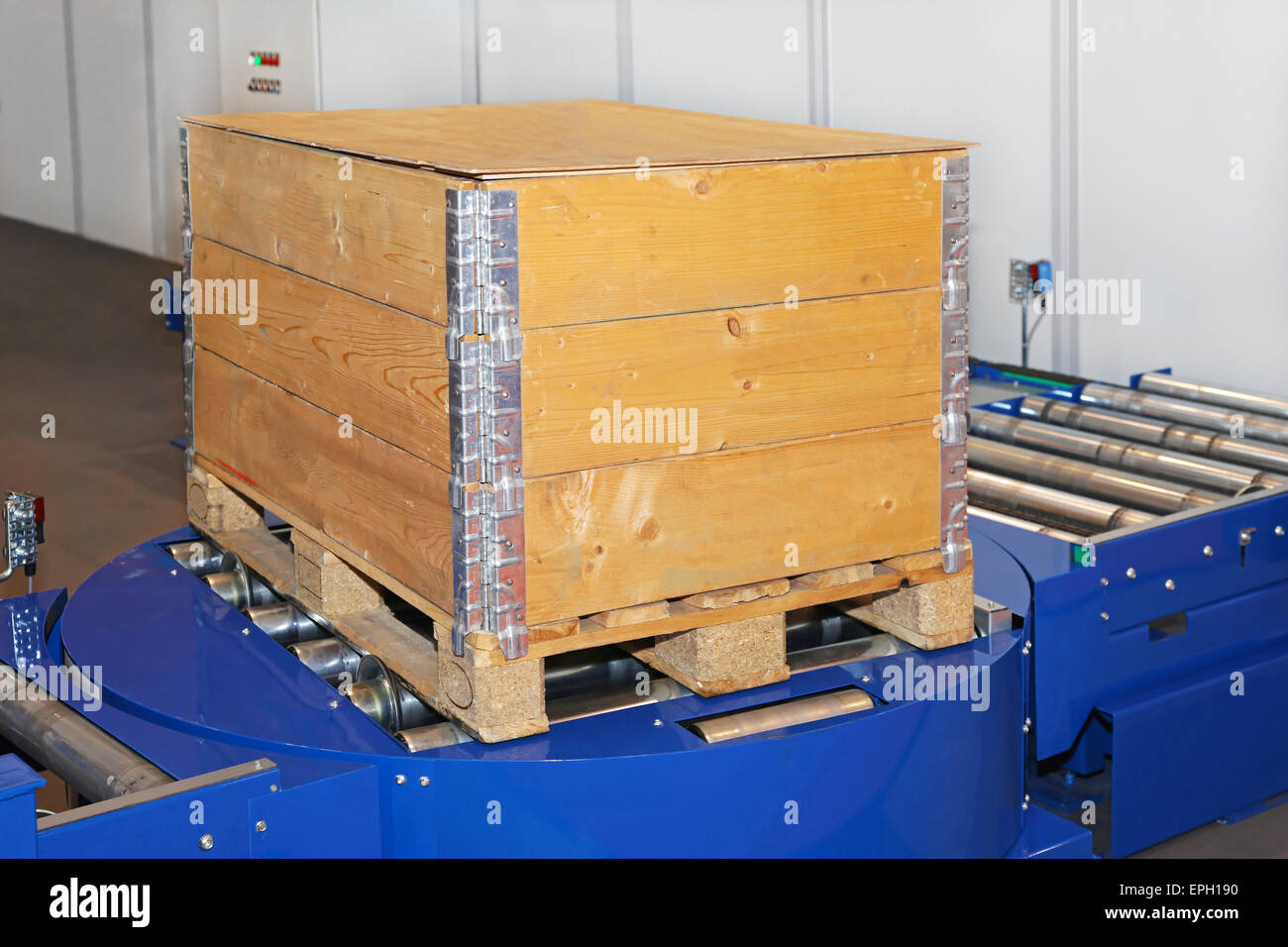 Pallet turntable hi-res stock photography and images - Alamy