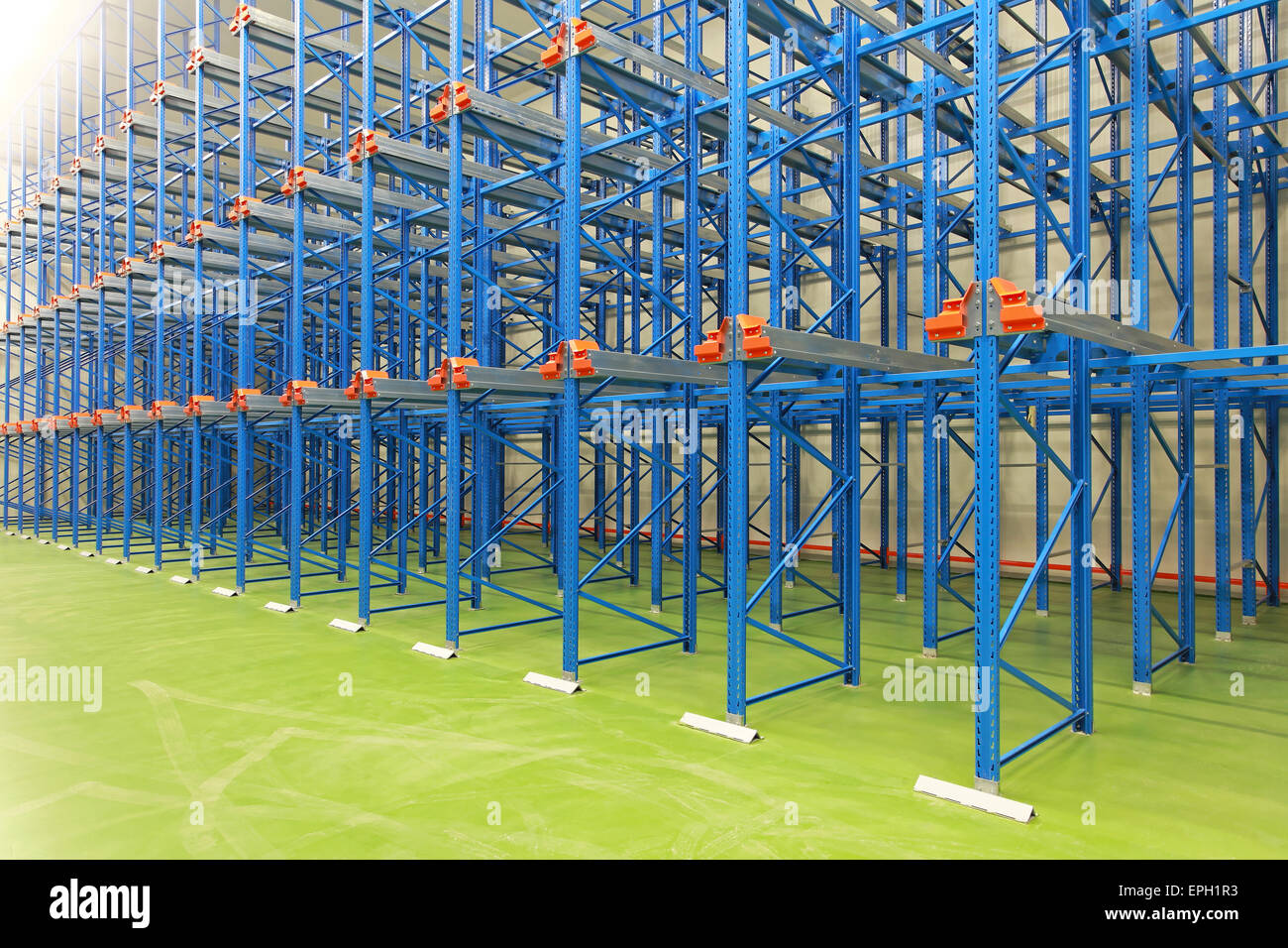 Empty storehouse hi-res stock photography and images - Alamy