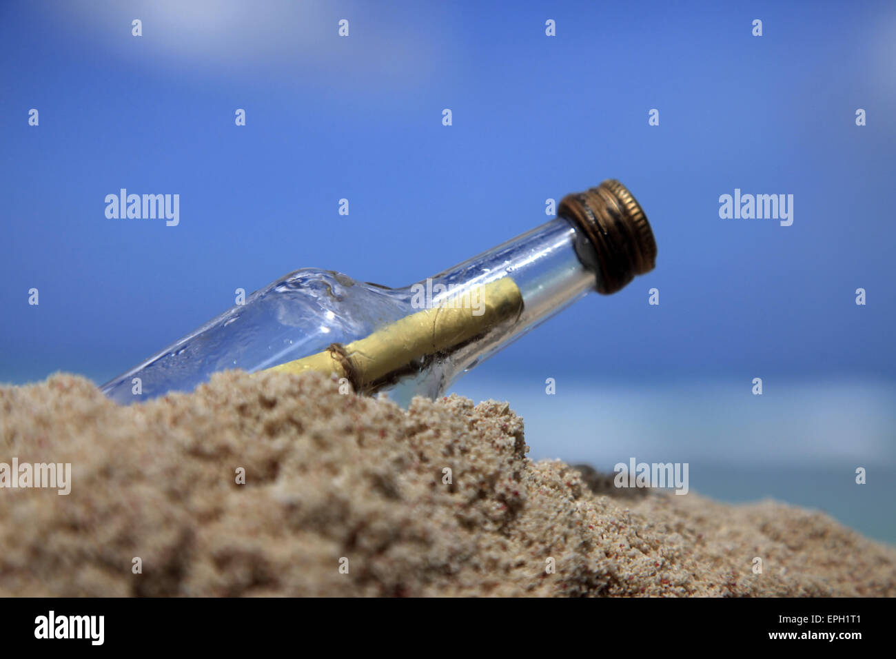 Message in a bottle Stock Photo - Alamy