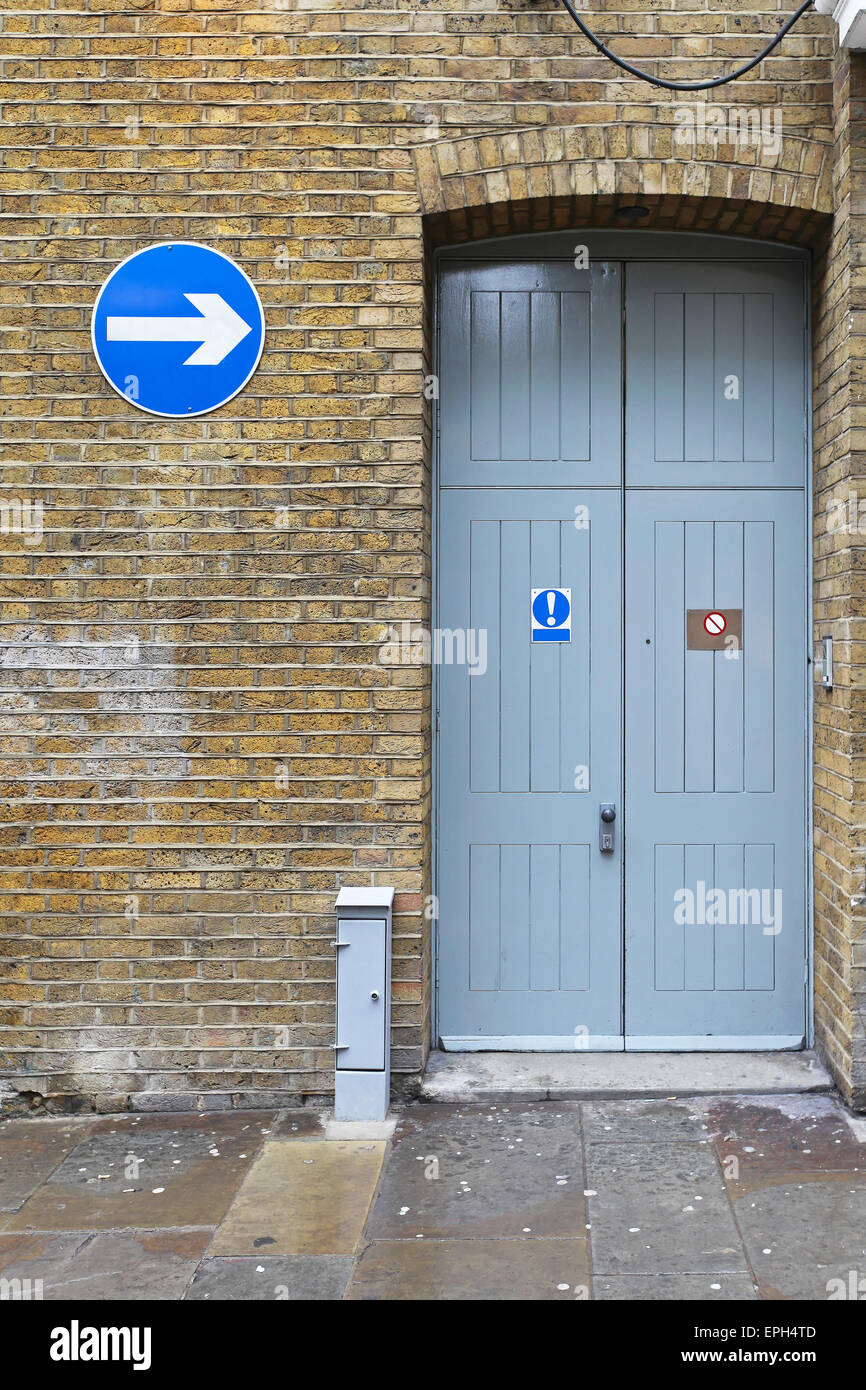 Big doors hi-res stock photography and images - Alamy