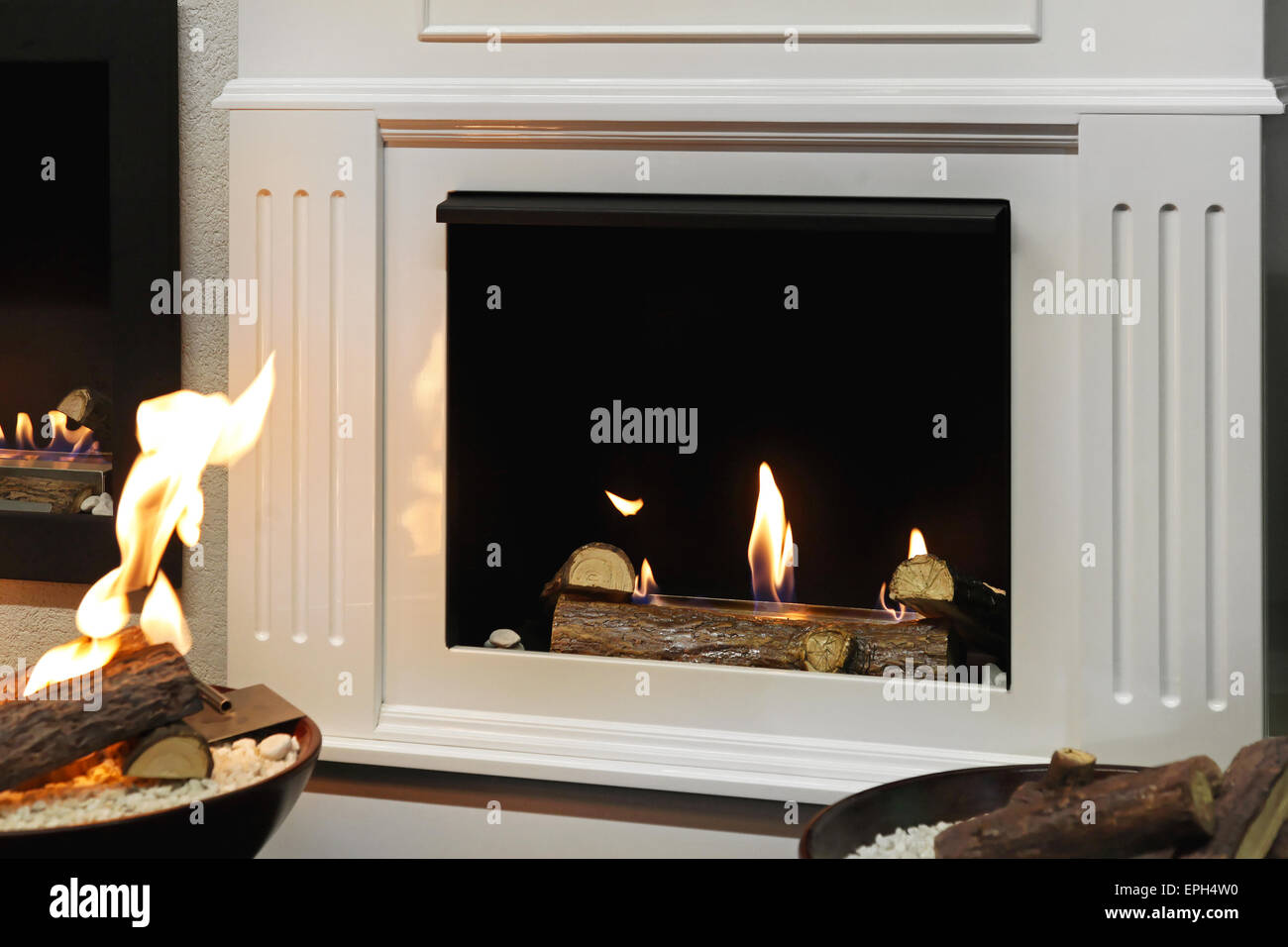 Firepit fireplace open log fire hi-res stock photography and images - Alamy
