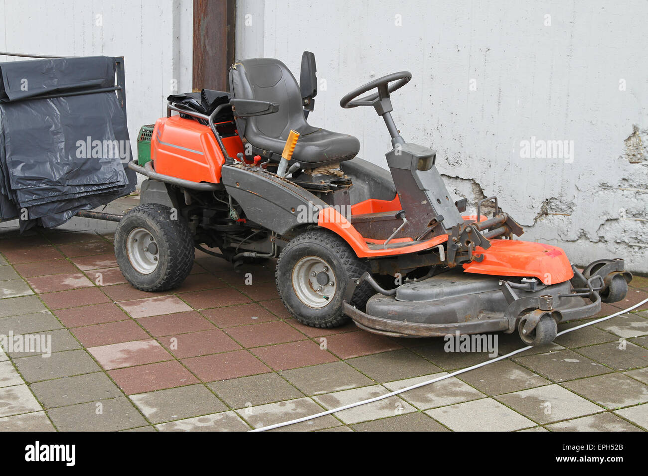Red ride on mower hi-res stock photography and images - Alamy
