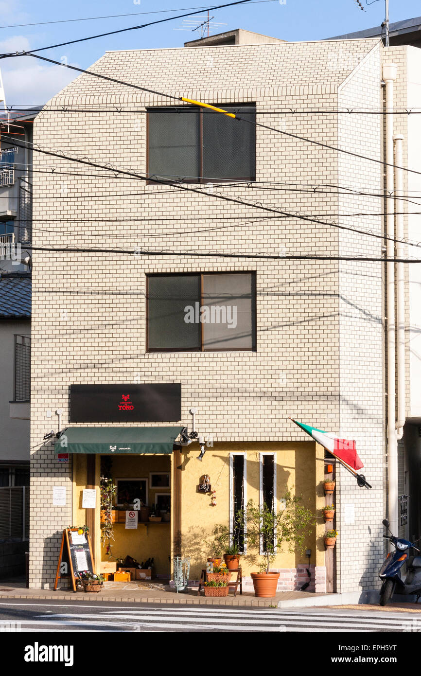 Three storey building hi-res stock photography and images - Alamy