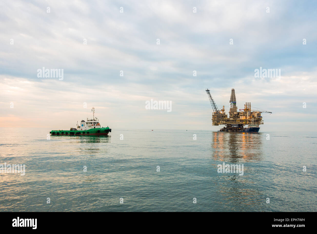 Shallow water oil platform hi-res stock photography and images - Alamy