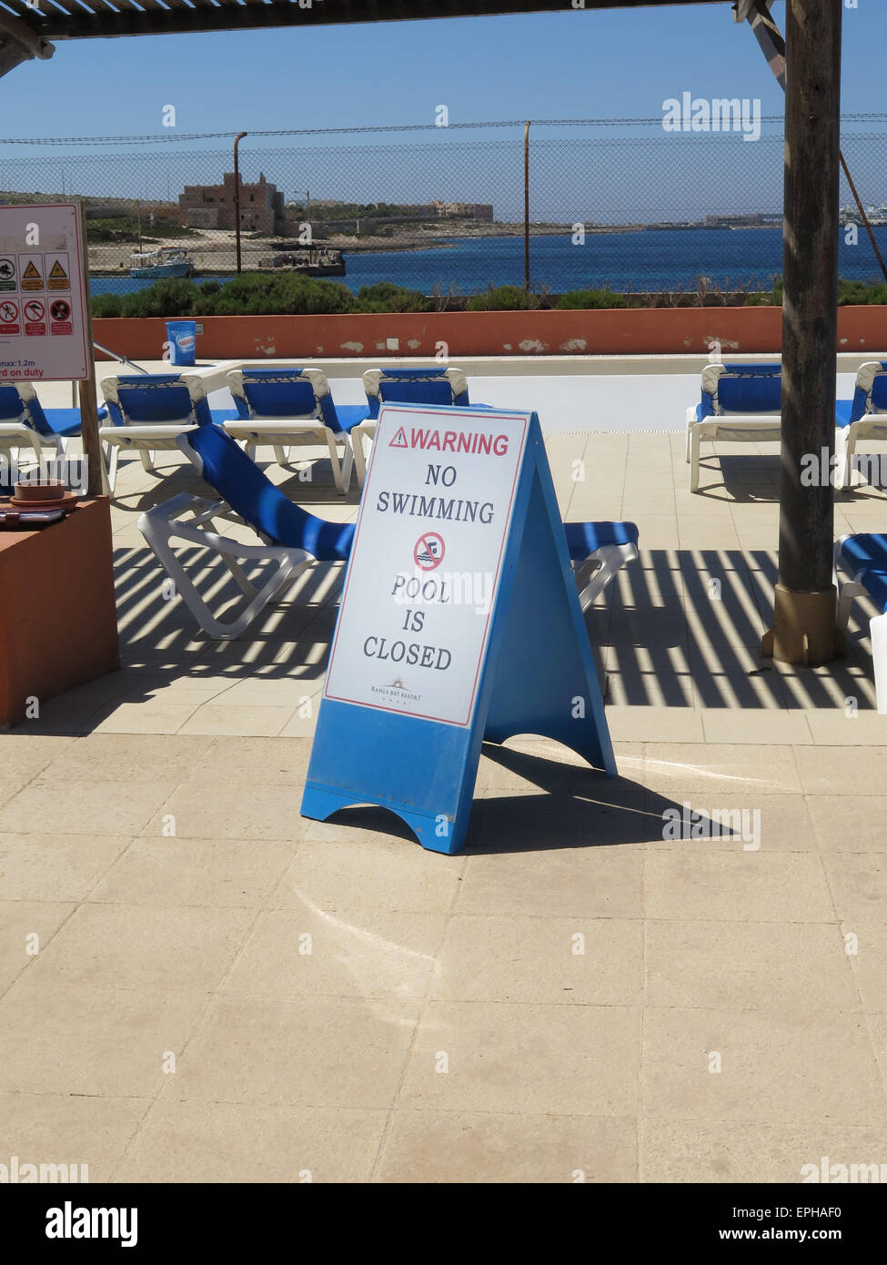 Sign showing that the swimming pool is closed Stock Photo - Alamy